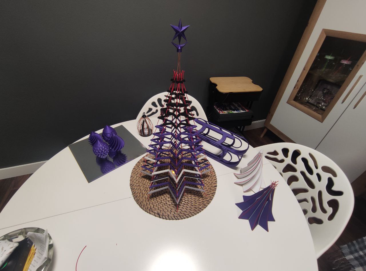 Scalable tree with union of filaments by Ljhtom (Javier Hernando ...