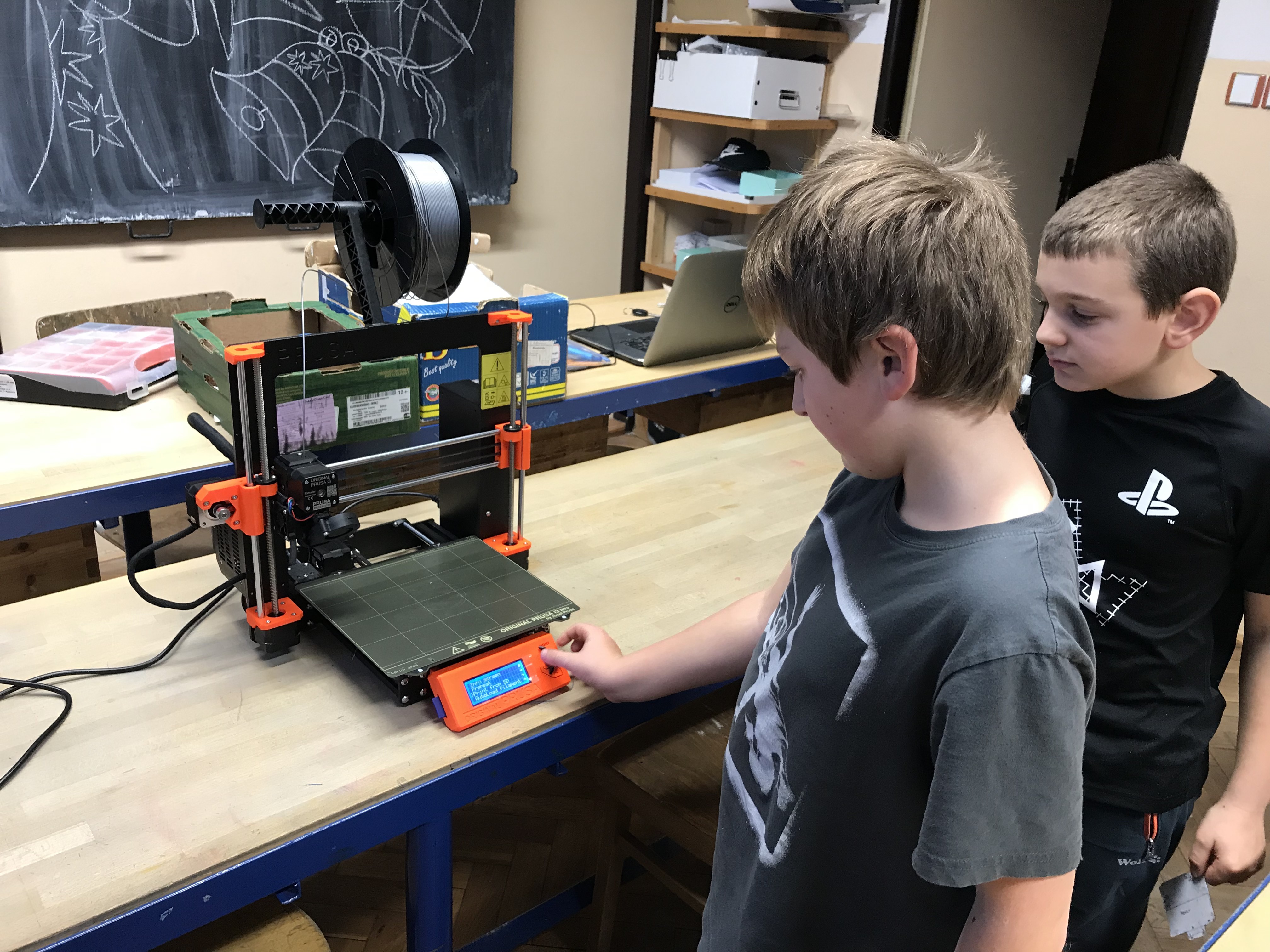 Disky předních a zadních kol a volant ovladače by ZŠ a MŠ Malá Skála ...