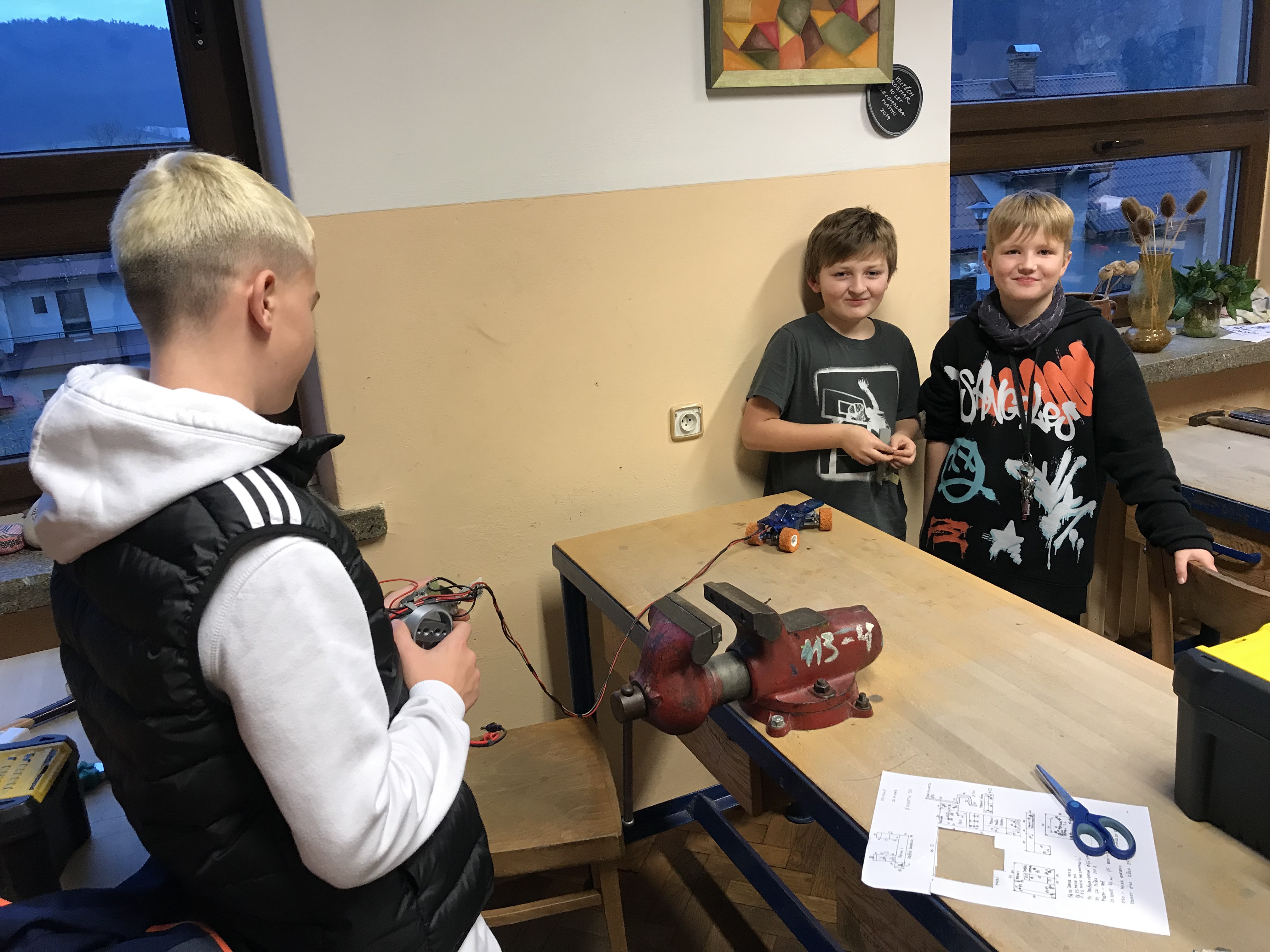 Disky předních a zadních kol a volant ovladače by ZŠ a MŠ Malá Skála ...