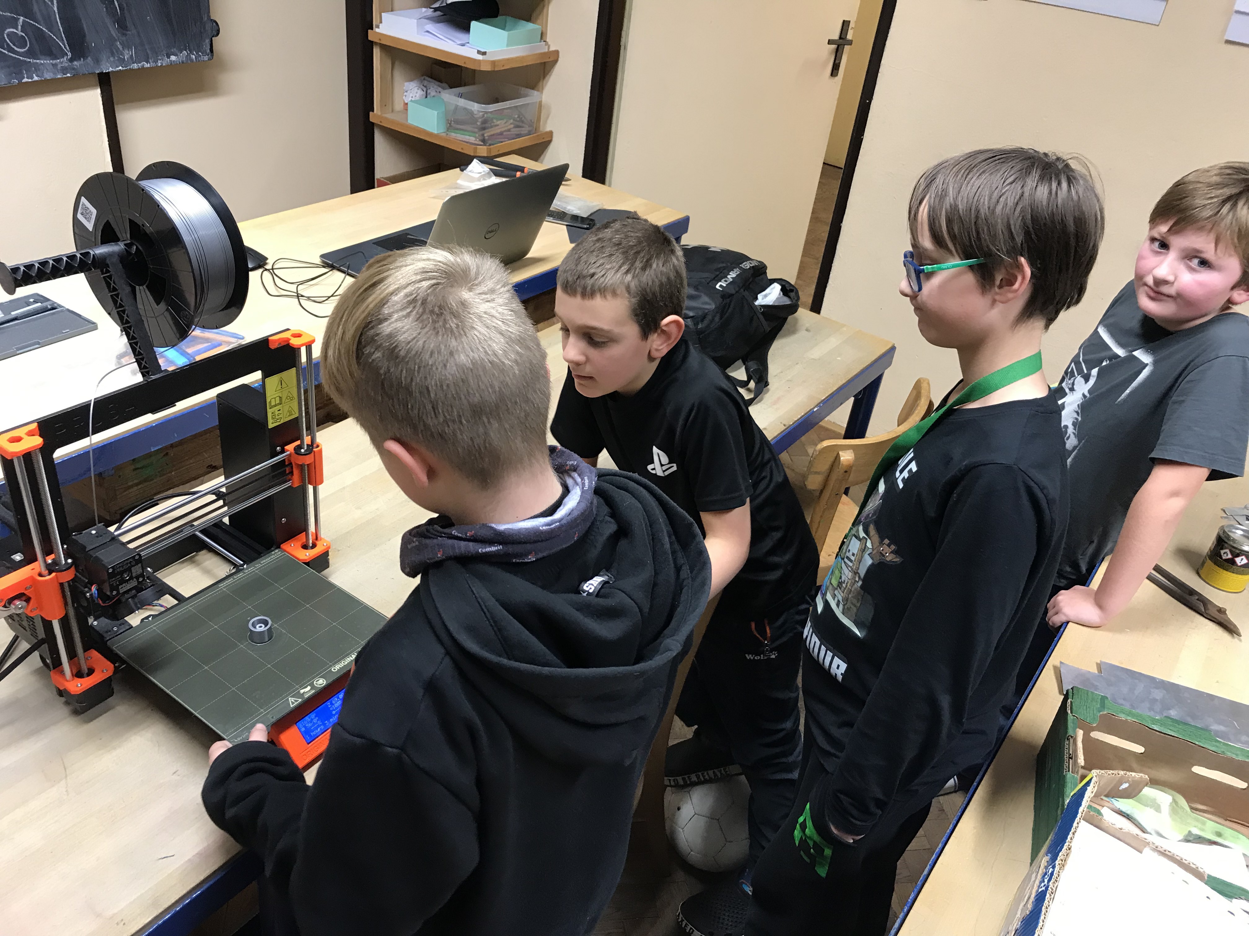 Disky předních a zadních kol a volant ovladače by ZŠ a MŠ Malá Skála ...