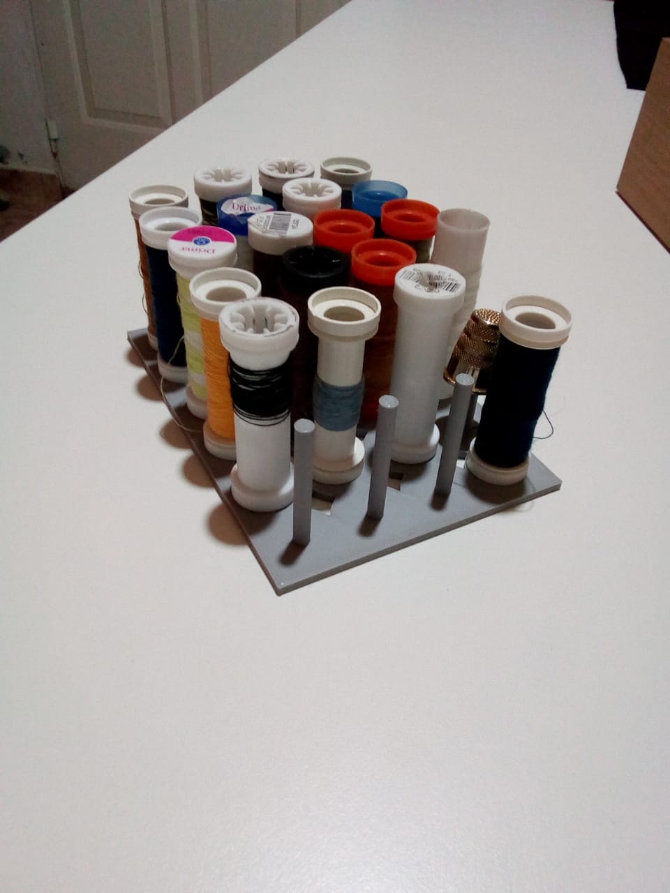 Porta carrete de hilo de coser (Sewing thread holder) by Adrián ...