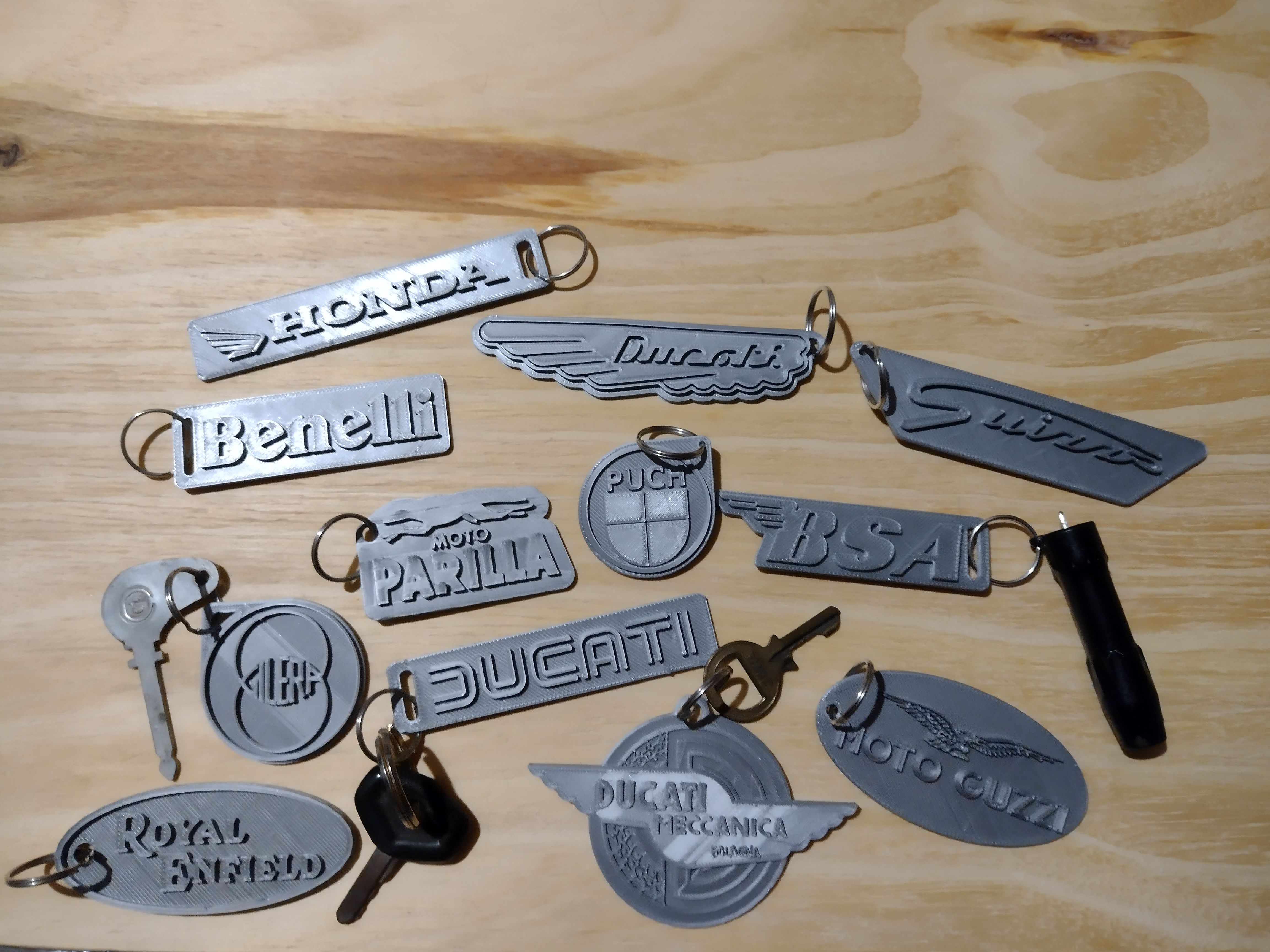 Retro Motorcycle brands keychains by Adrián | Download free STL model ...