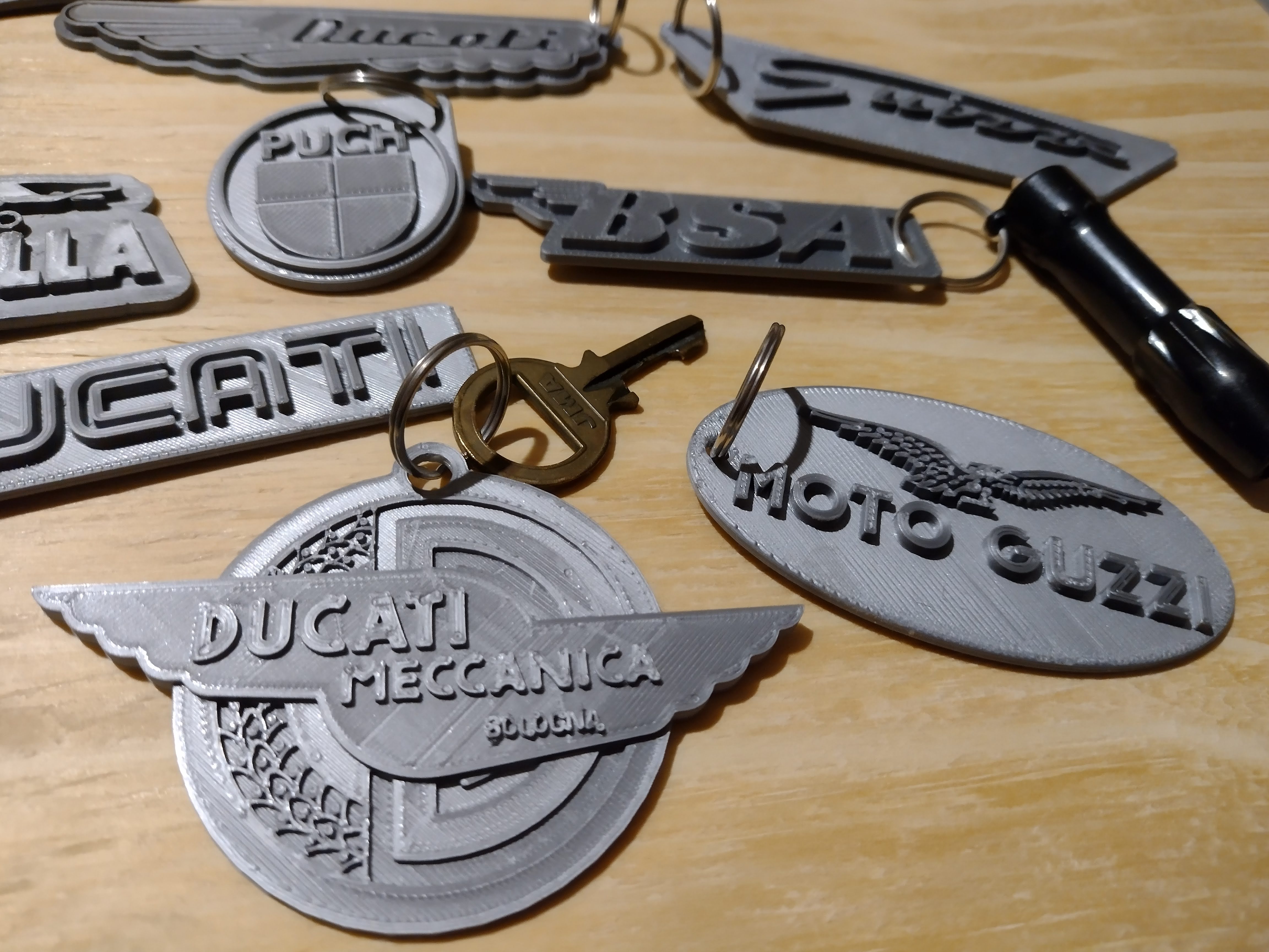 Retro Motorcycle brands keychains by Adrián | Download free STL model ...