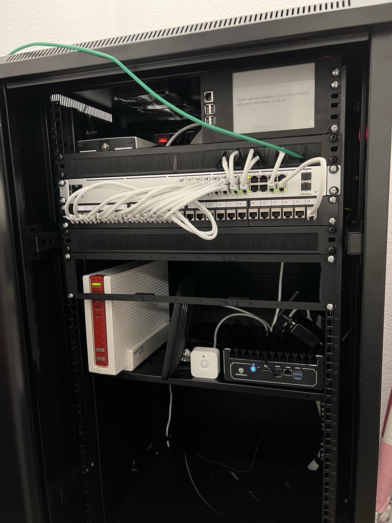 5.83 inch Waveshare E-Ink & Raspberry Pi 3b+ mount for 19" server rack ...