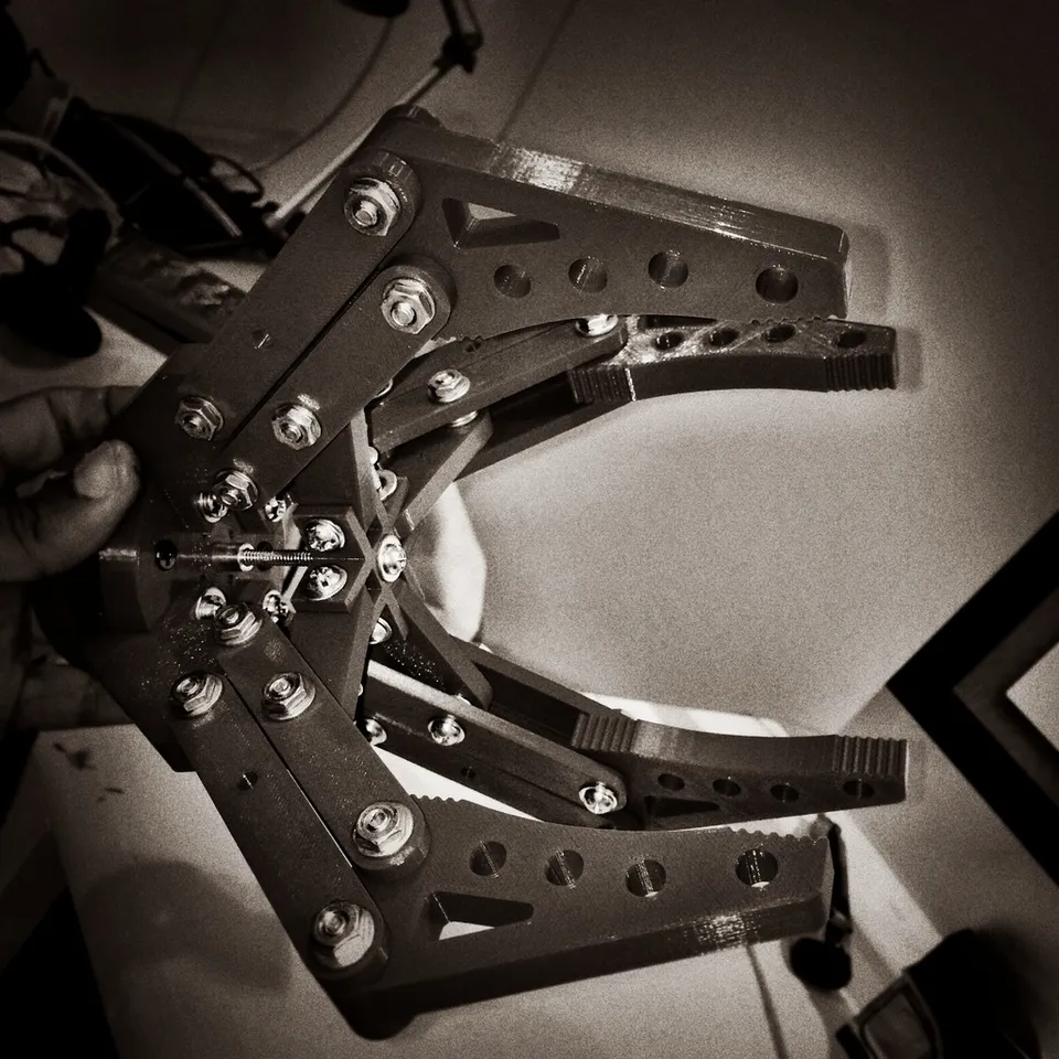 Robot Gripper STL by Haqbany | Download free STL model | Printables.com