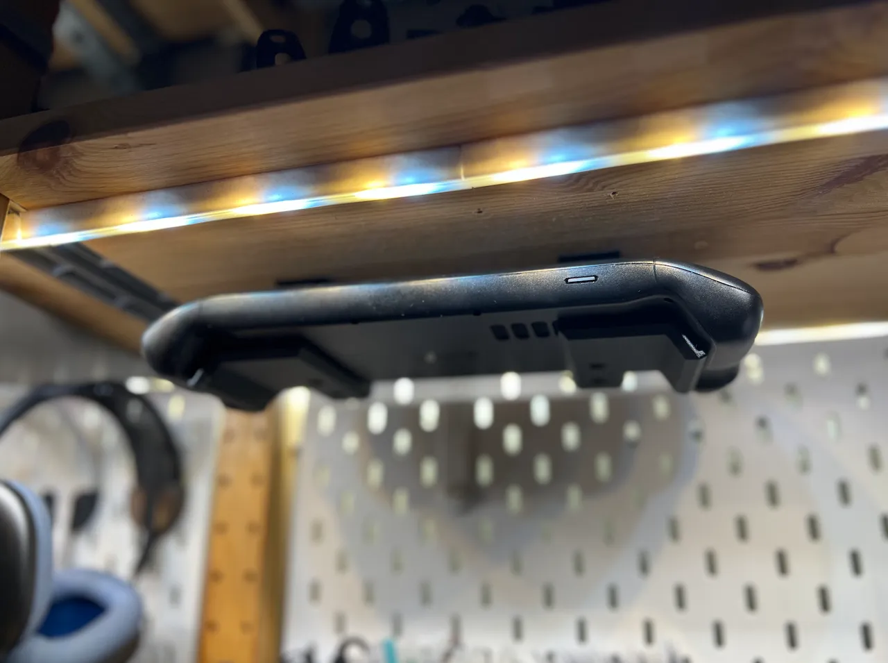 Steamdeck under shelf holder by Leo | Download free STL model ...