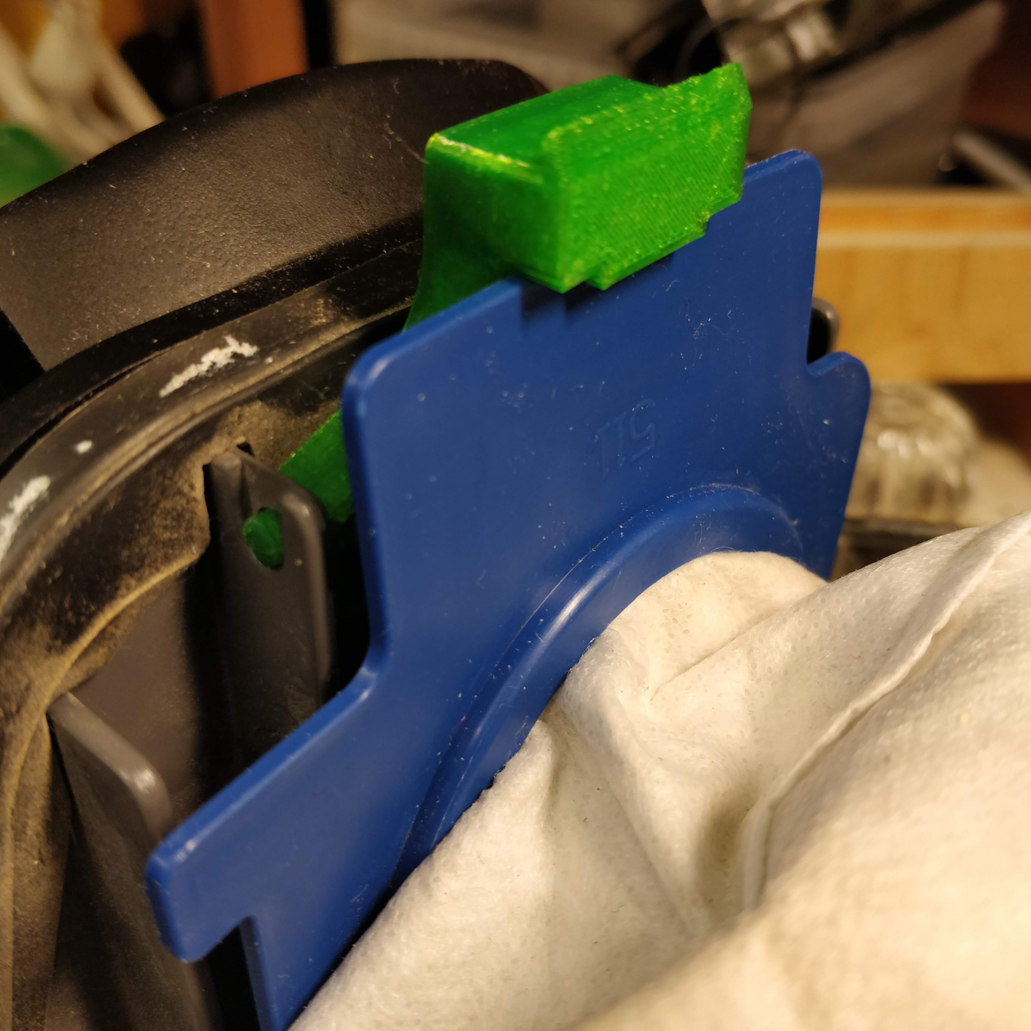 Panasonic MC-E751 vacuum cleaner bag latch by Bobbelz | Download free ...