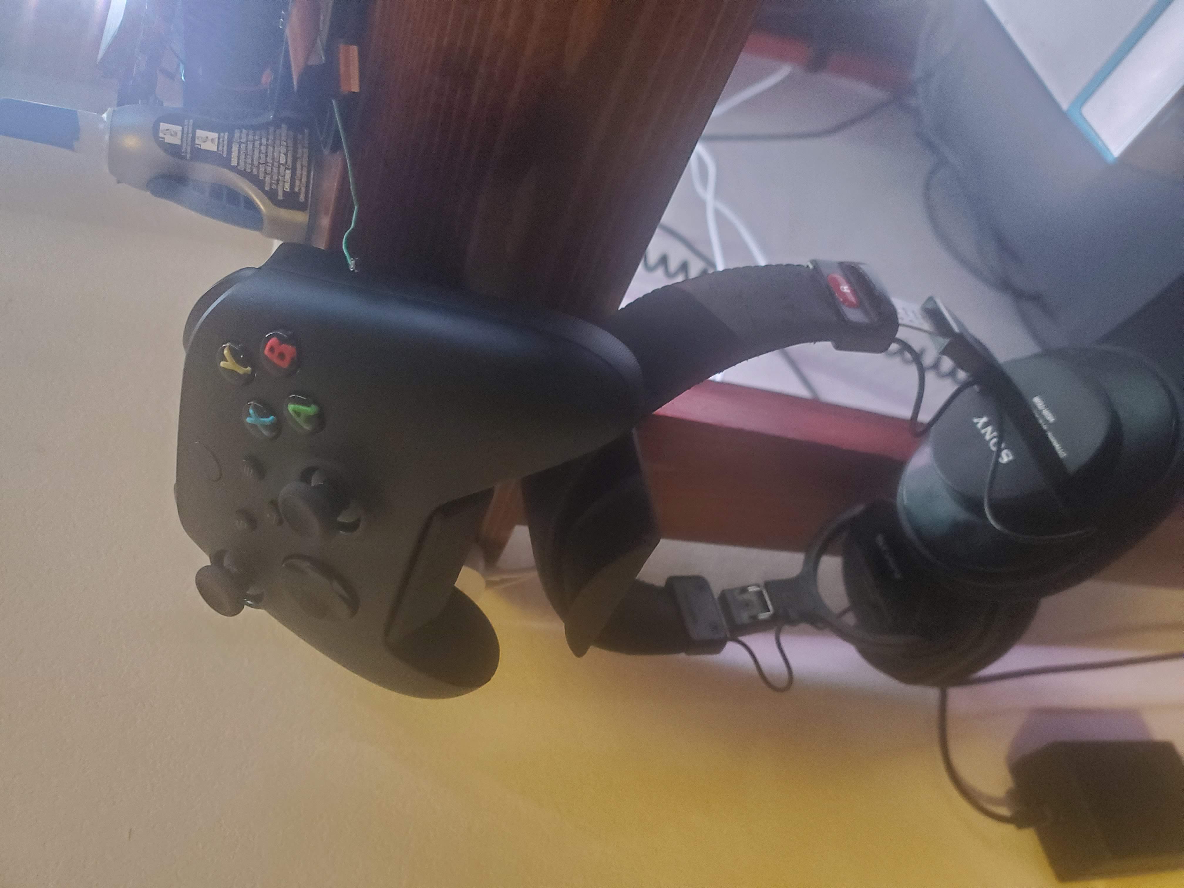 Xbox and Headset Wall Mount Extended by Hodoodle | Download free STL ...