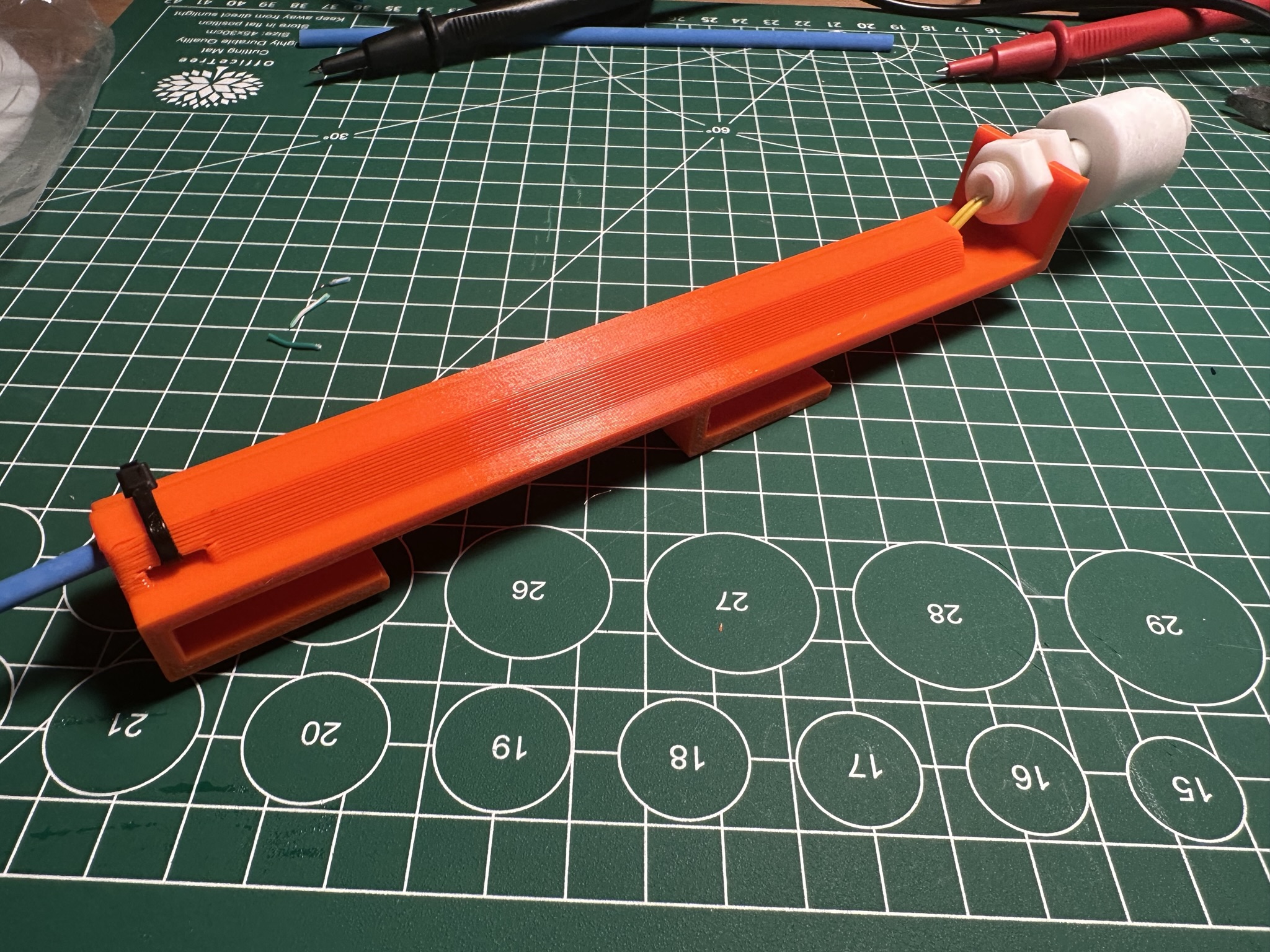Waterlevel sensor mount with cableguide by Andreas | Download free STL ...