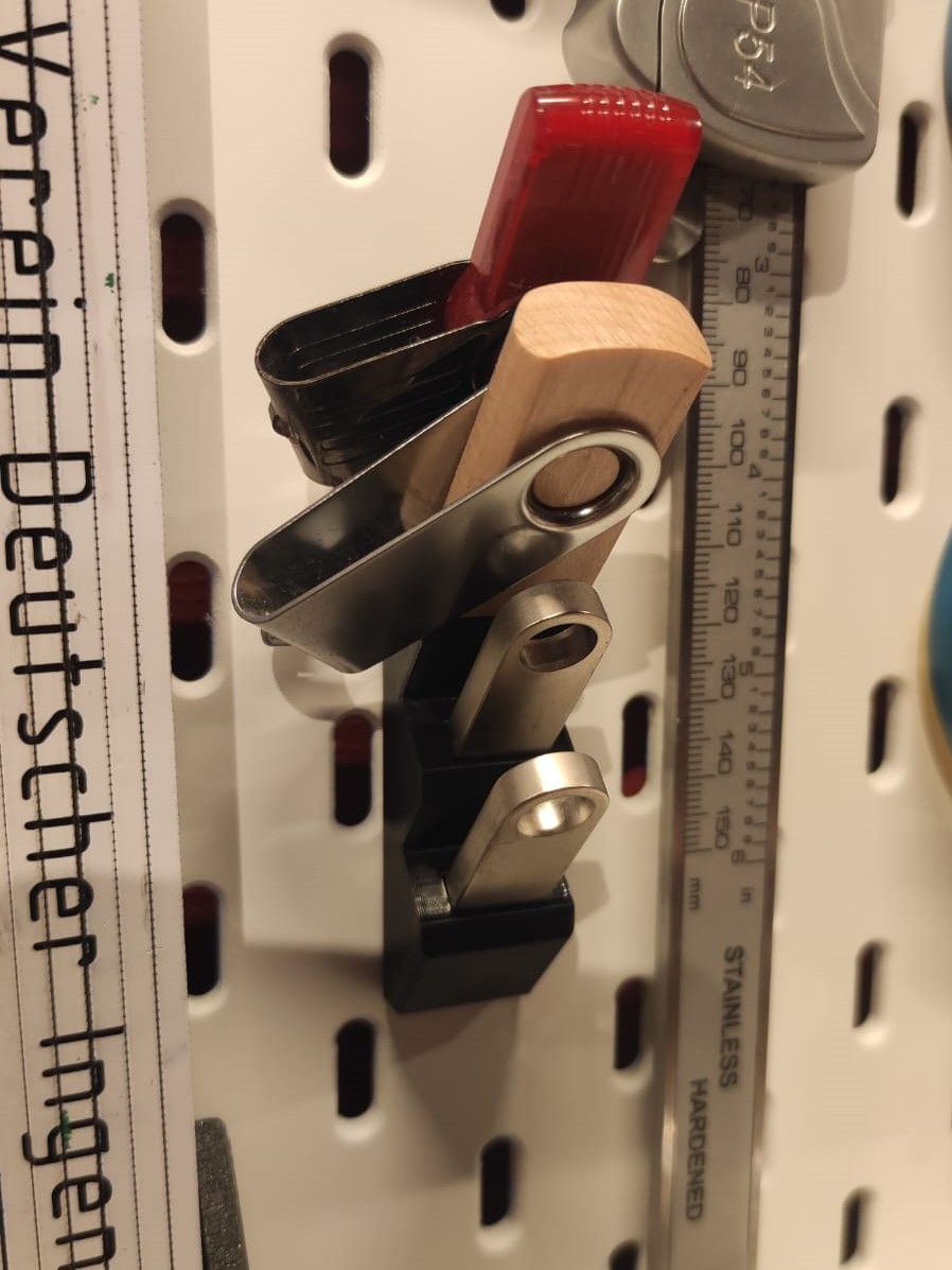 Vertical USB holder for Skadis by JL_Design | Download free STL model ...