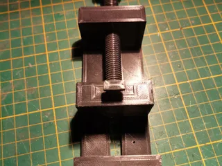 Small desktop vise by Wilfred | Download free STL model | Printables.com