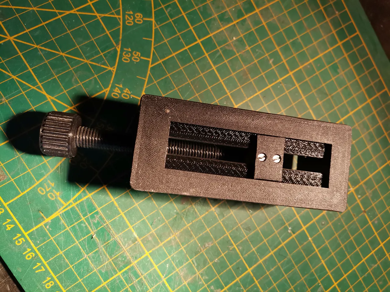 Small desktop vise by Wilfred | Download free STL model | Printables.com