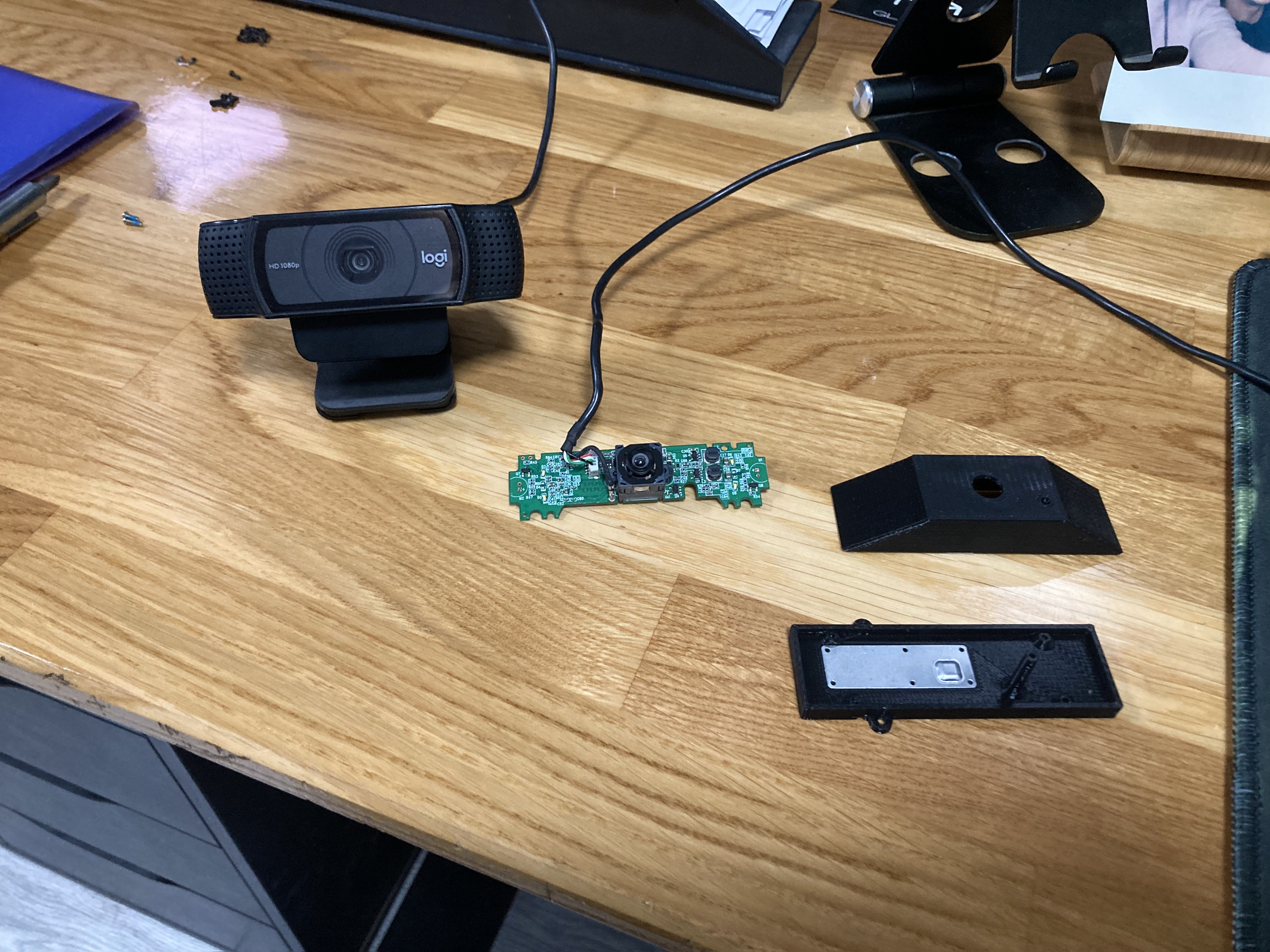 Logitech c920 Webcam - Smaller footprint by GLOUPY | Download free STL ...