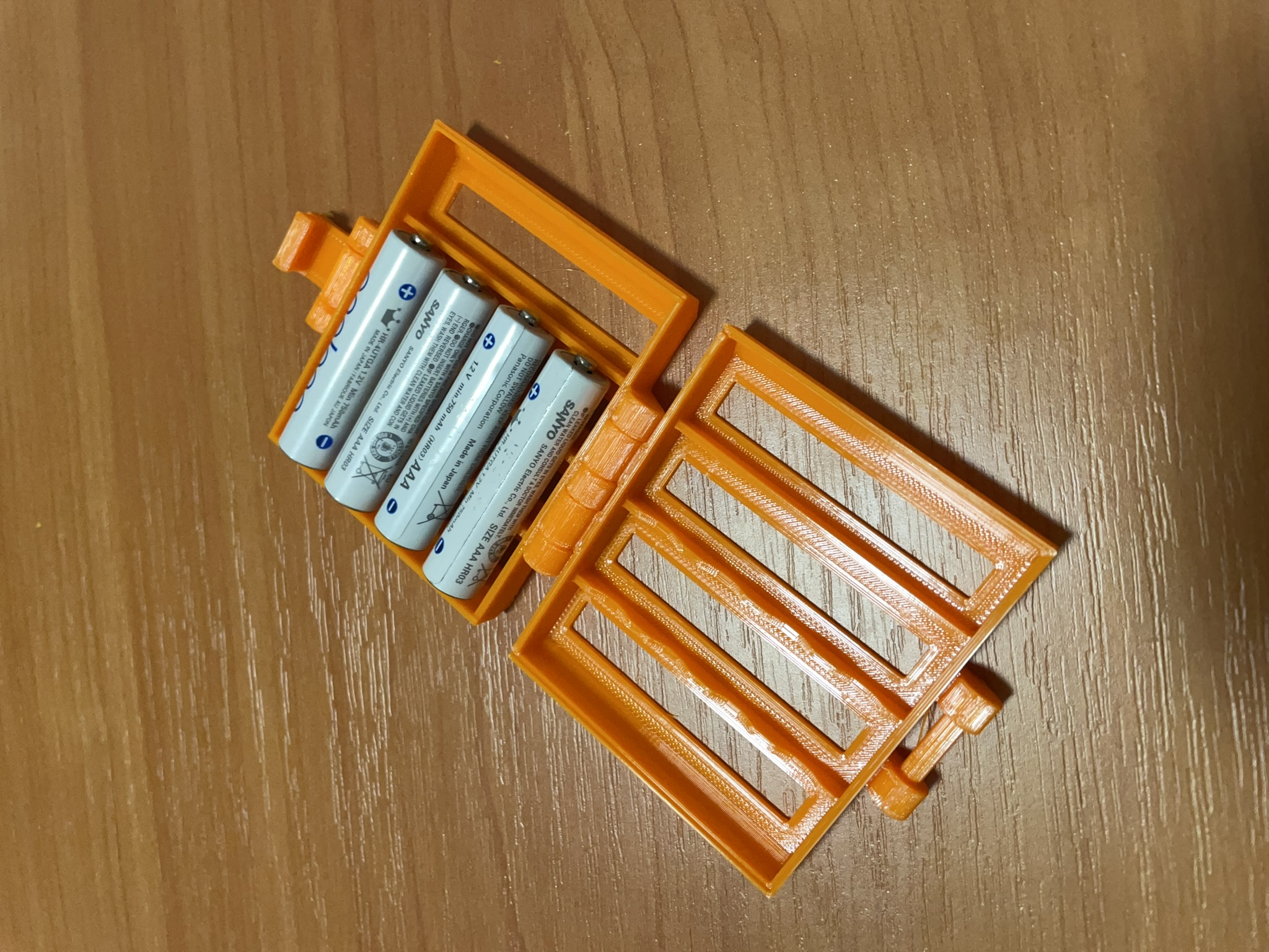 4xAA or 4xAAA lightweight battery case by Jan Chocholouš | Download ...