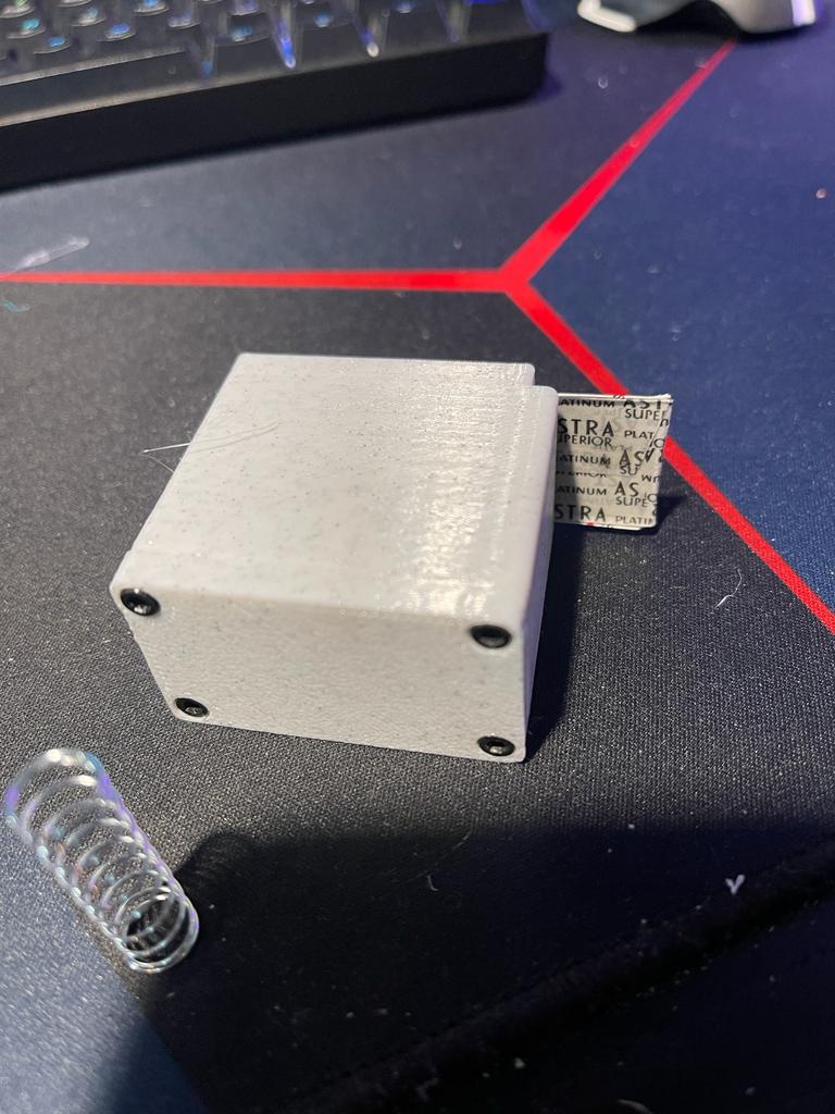 Safety razor blade dispenser with spring von Francesco Gagliardi ...