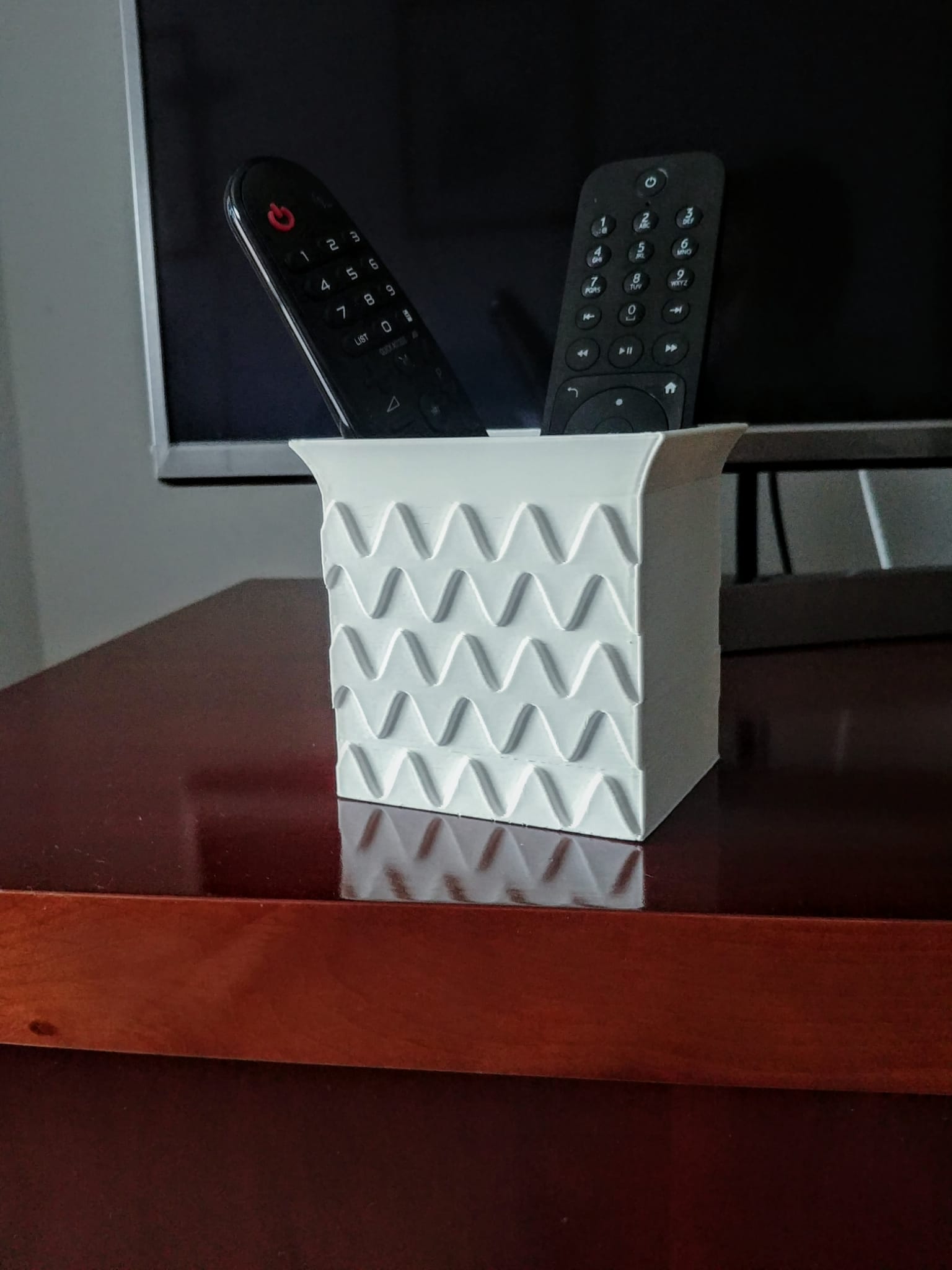 Wavy Remote Holder by Miguel2811 | Download free STL model | Printables.com