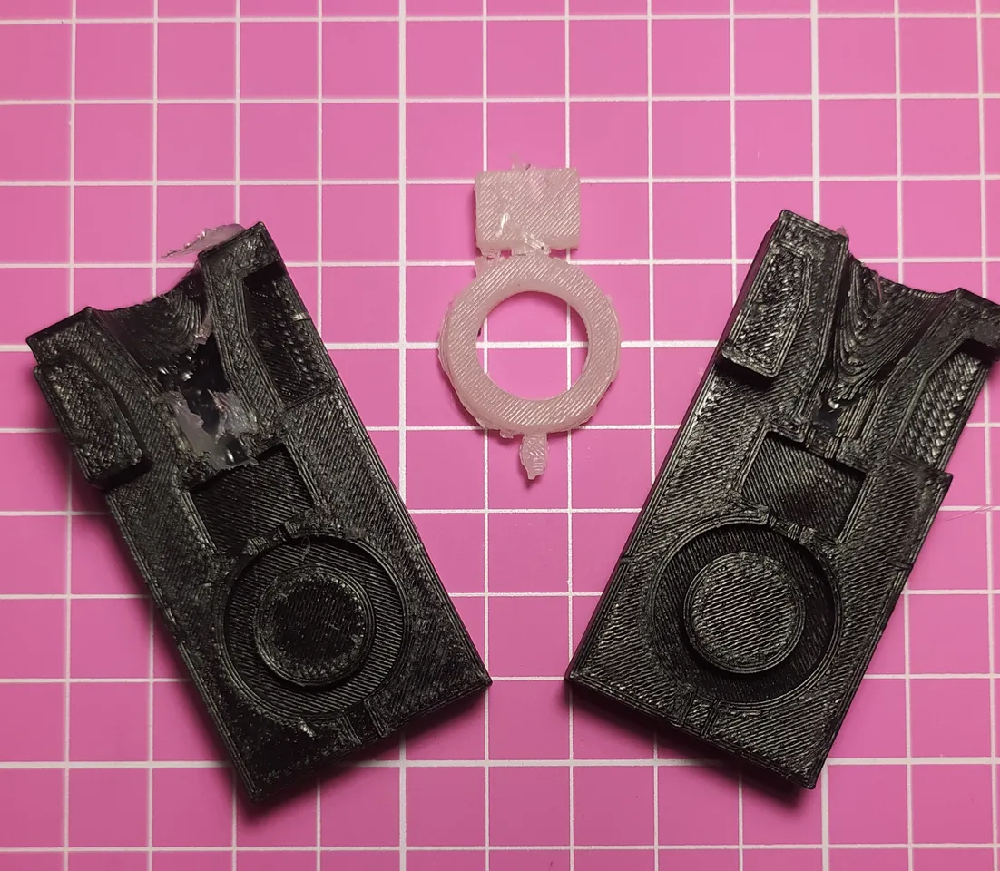 Experiments with hot glue injetion mold by Ricardo Weissenberg ...