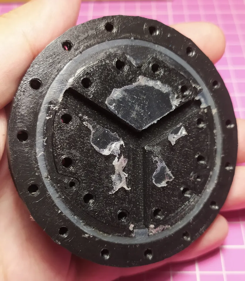 Experiments with hot glue injetion mold by Ricardo Weissenberg ...