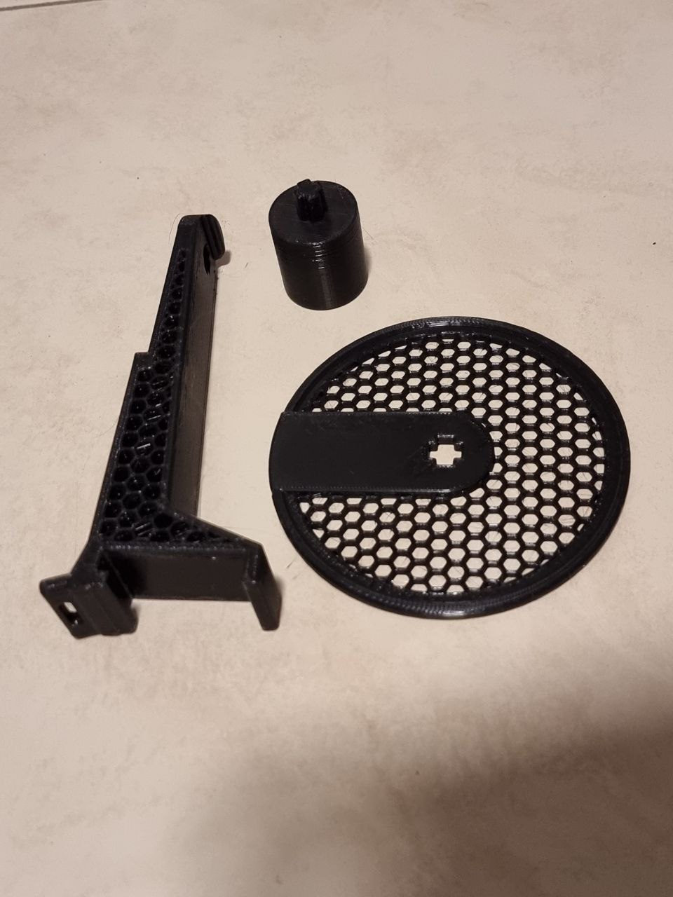 Horizontal Low Profile Spool Holder w/ Filament Guide by Bobby ...