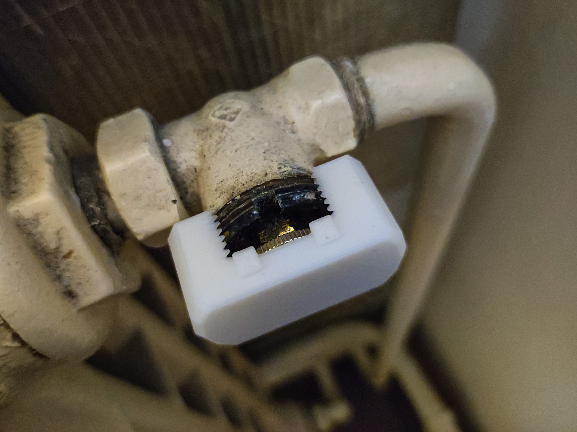 Radiator Valve Knob M28 x 1,5 - coin slot version by Jonasovo ...
