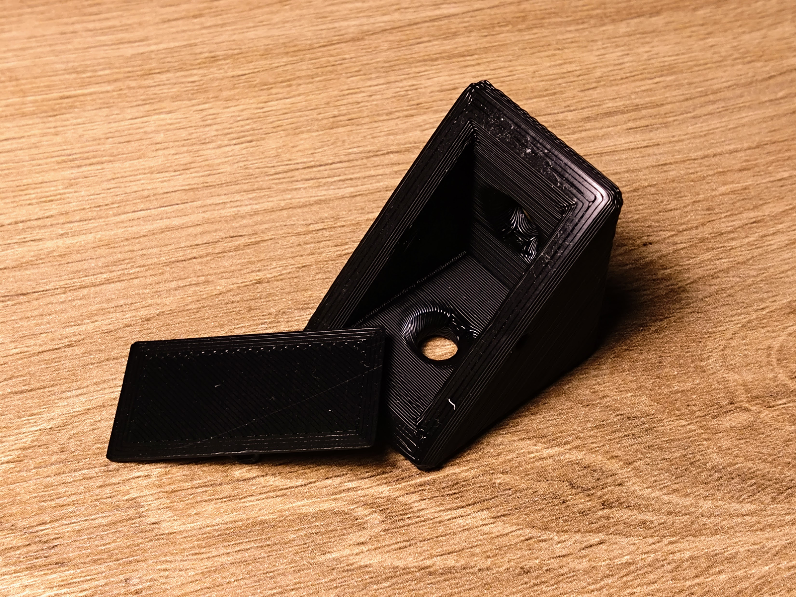 Shelf support triangle corner bracket with a cover by Michał Trybus ...