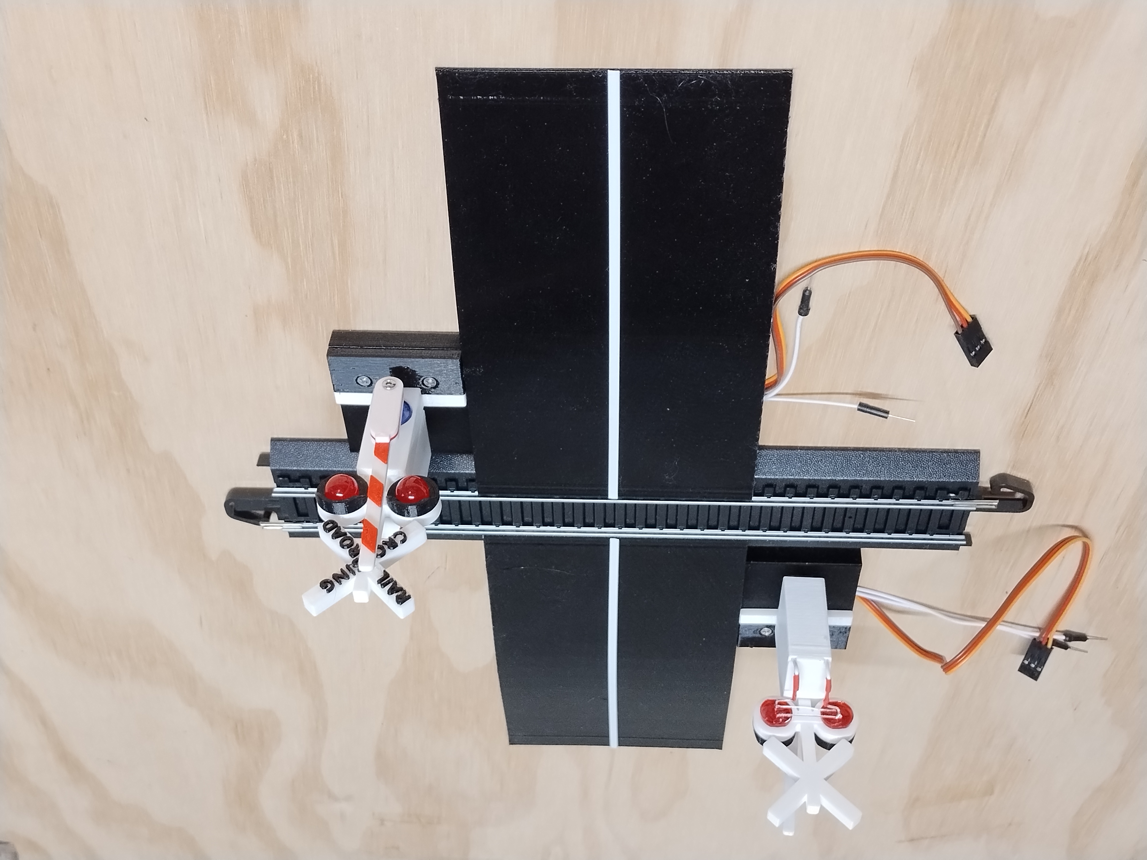 HO-Scale Model Train Level Crossing Signal by Everett Ramer | Download ...