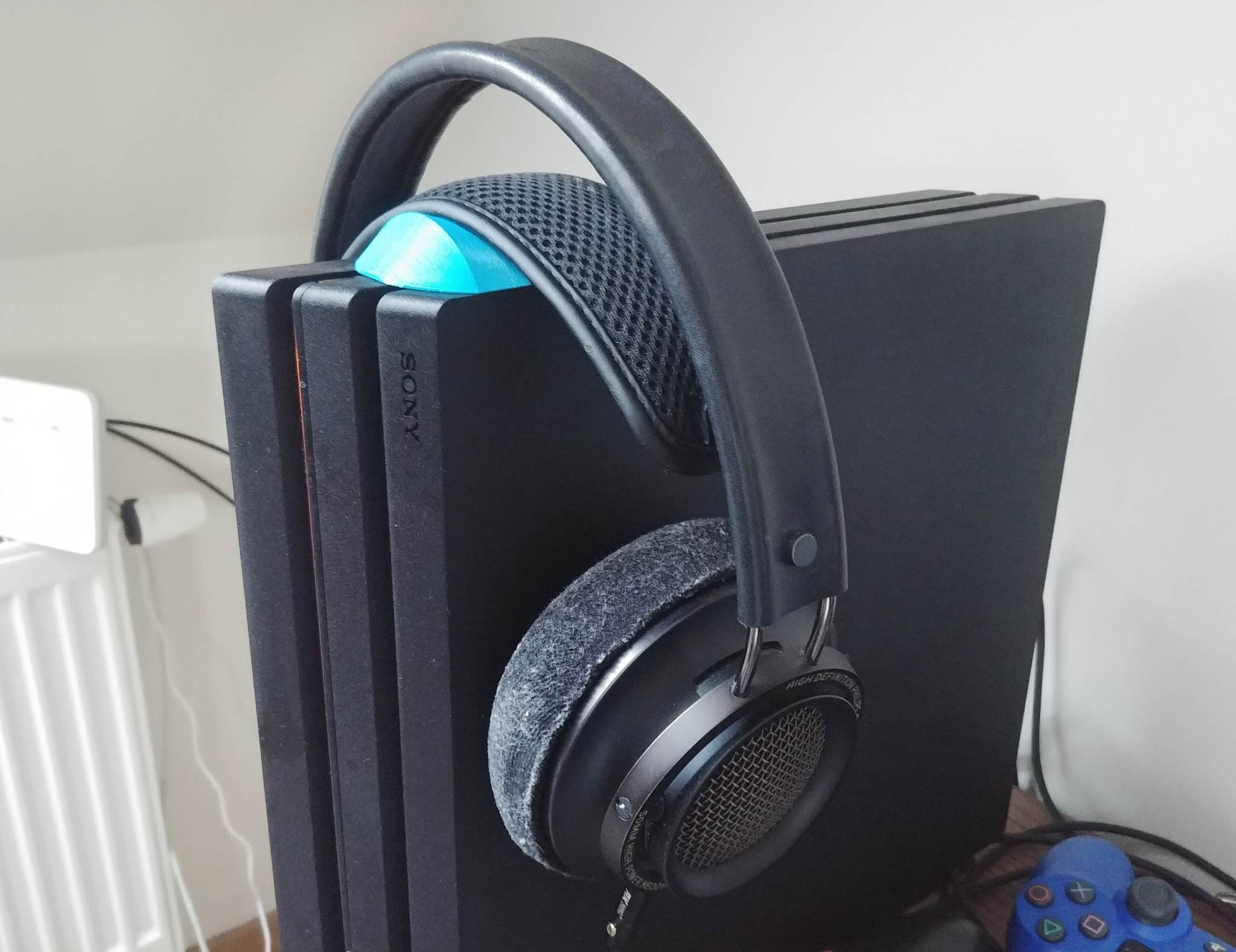 PS4 PRO Headset holder by Mateusz Markowski | Download free STL model ...