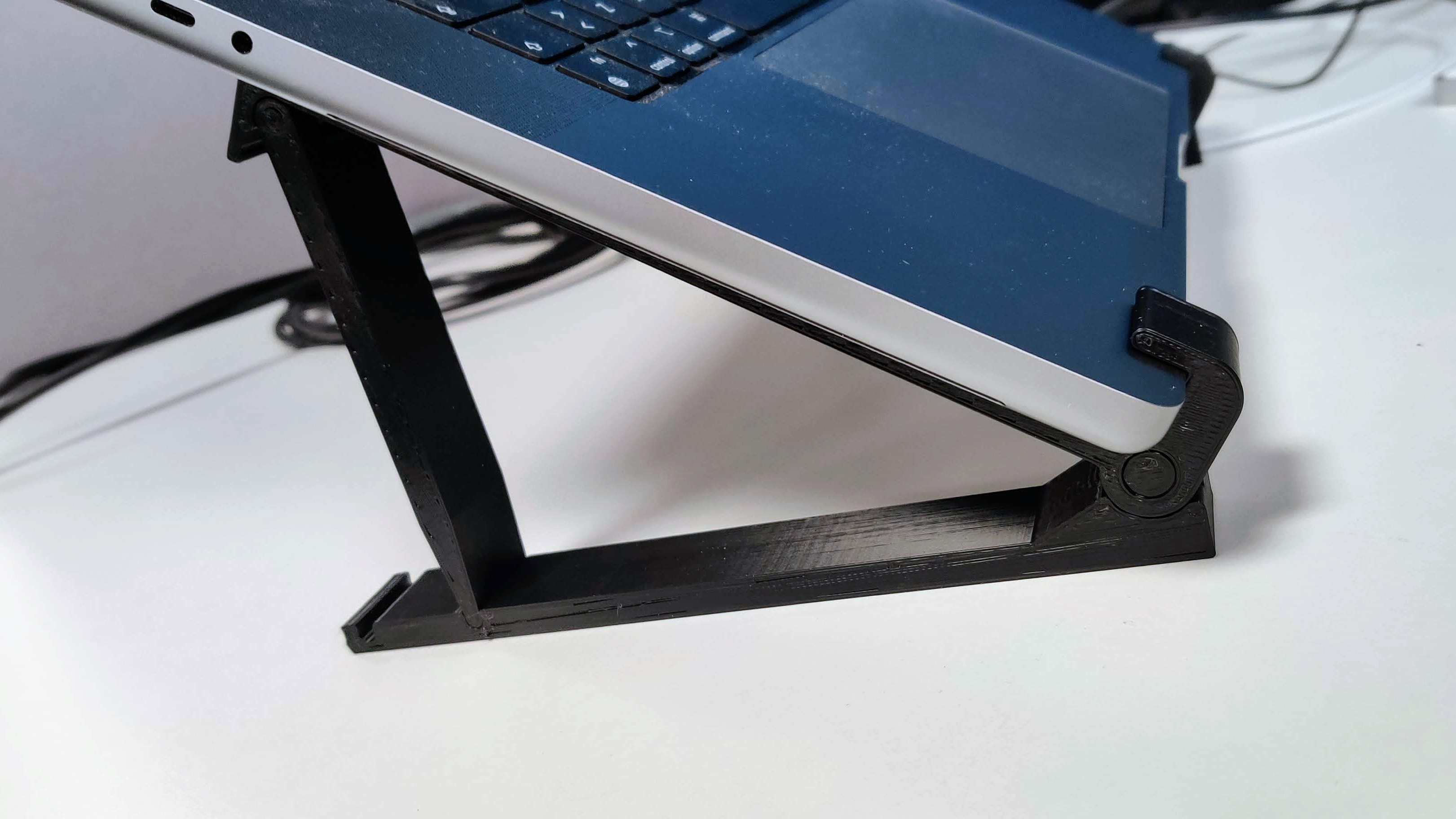 Foldable laptop Stand by Matti | Download free STL model | Printables.com