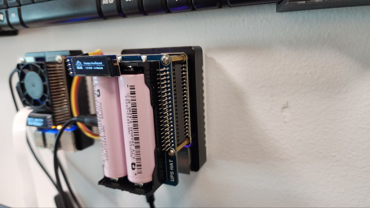 Raspberry Backplate Wall Mount Long (for aluminum cases) by RojoRicardo ...