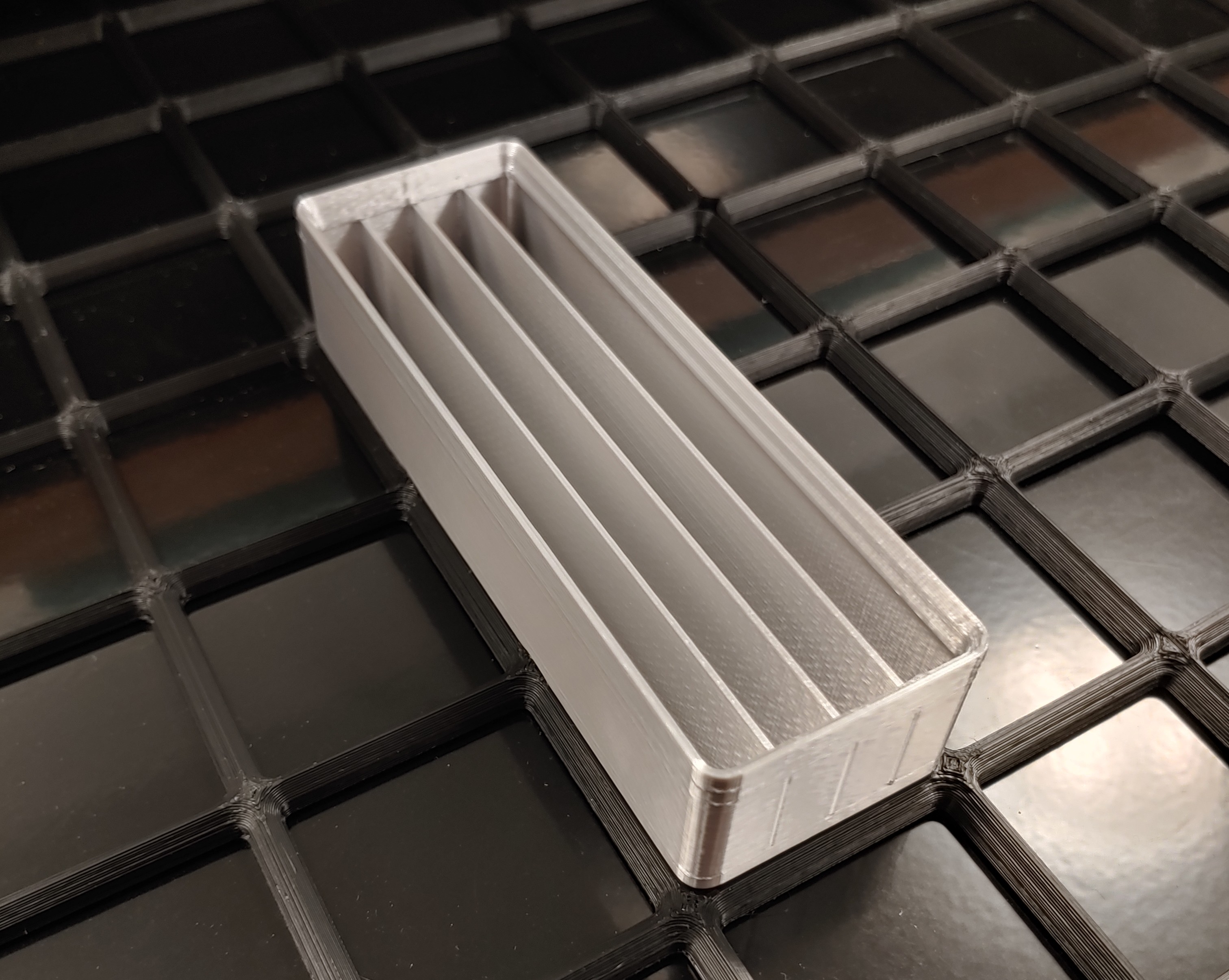 Gridfinity Lengthwise x4 Divided Bins by 64bitcube | Download free STL model | Printables.com