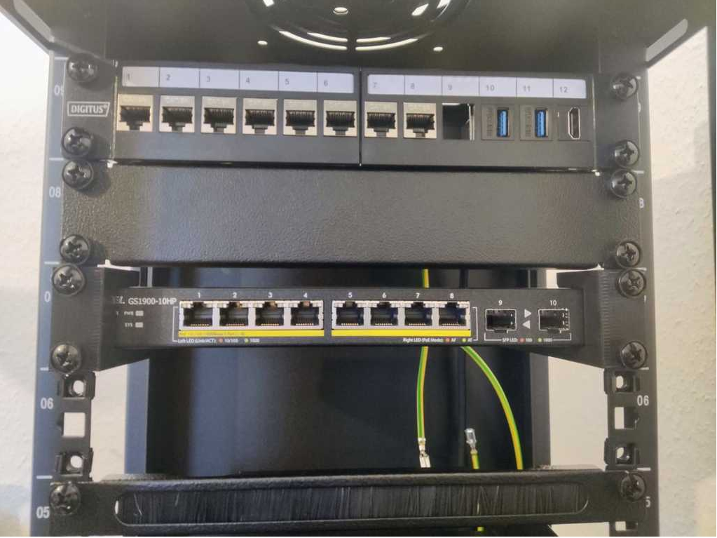 Switch 1U 10" Rackmount (Zyxel GS1900) by Wingover | Download free STL ...