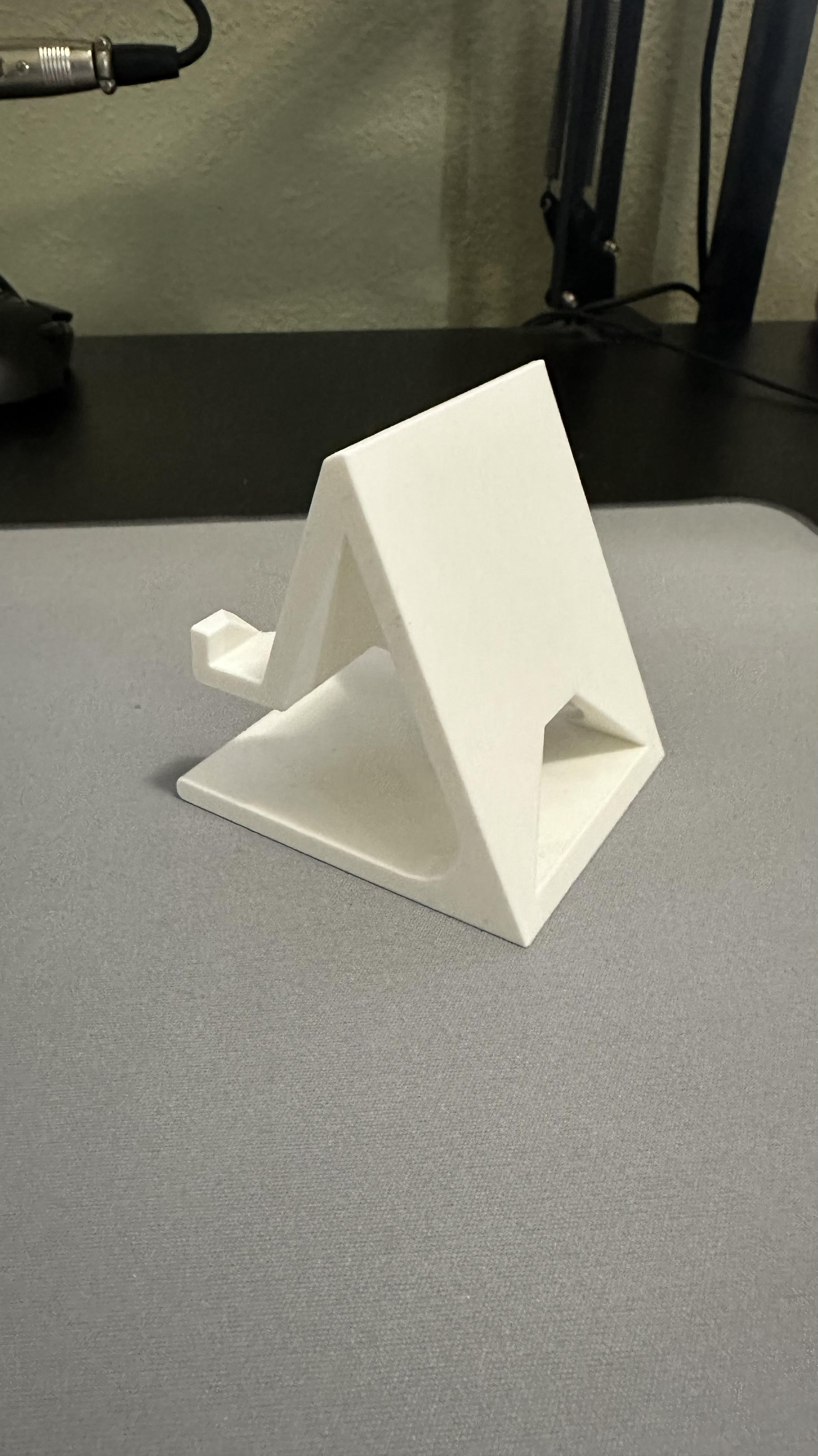 Supportless Phone Holder by Sylvney | Download free STL model ...