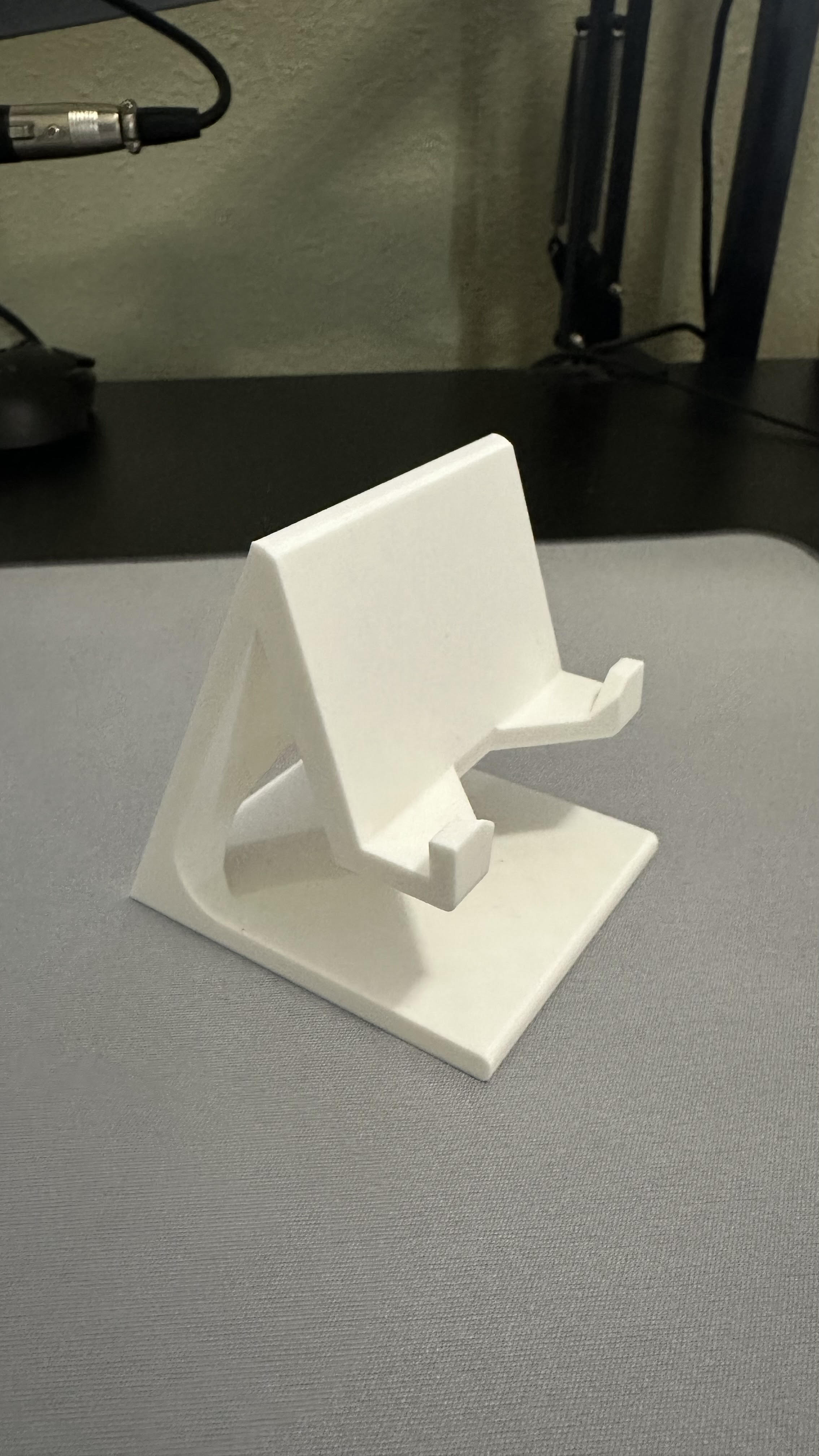 Supportless Phone Holder by Sylvney | Download free STL model ...