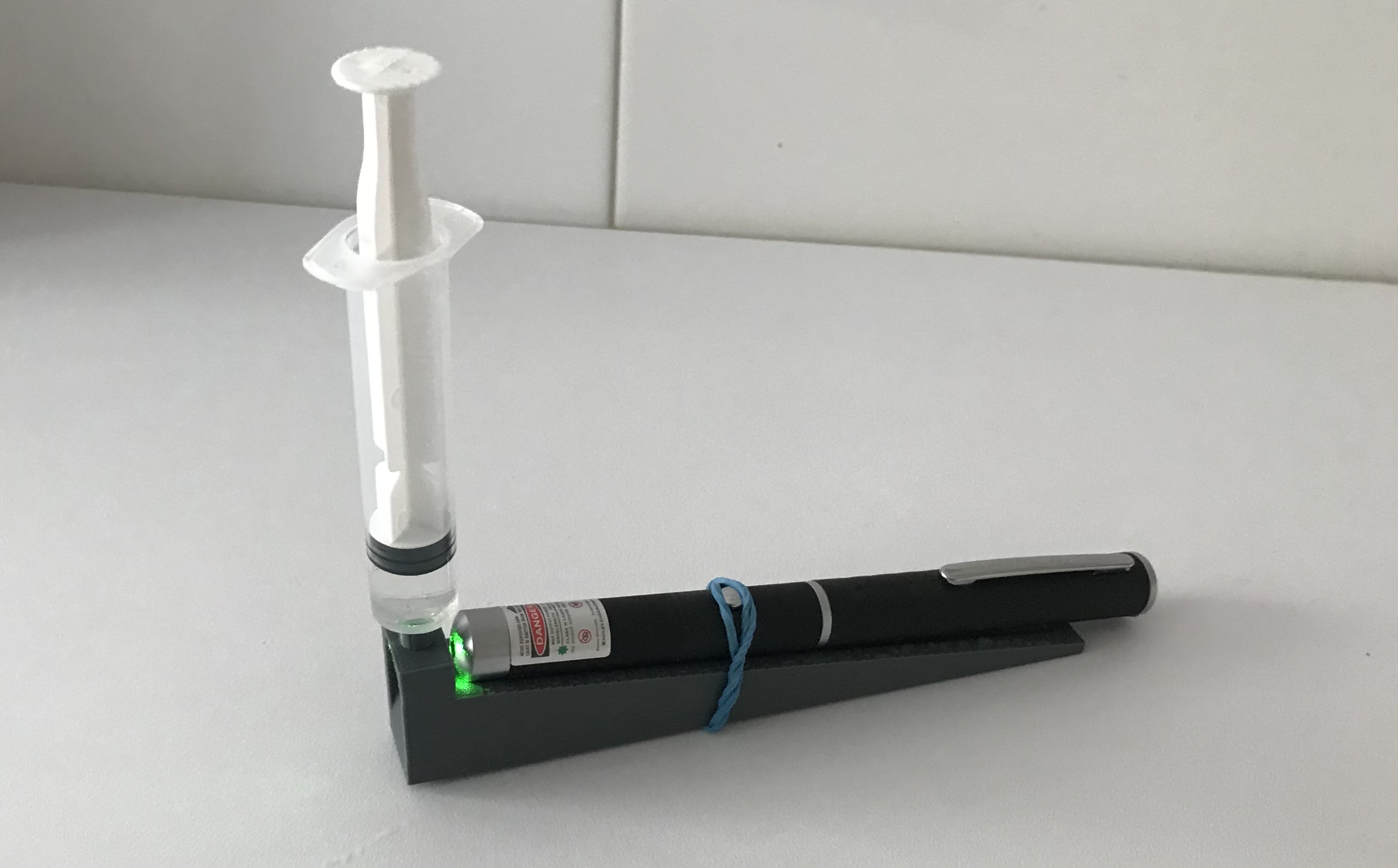 Laser projection microscope holder / Soporte para microscopio de proyección láser by J. Angel ...