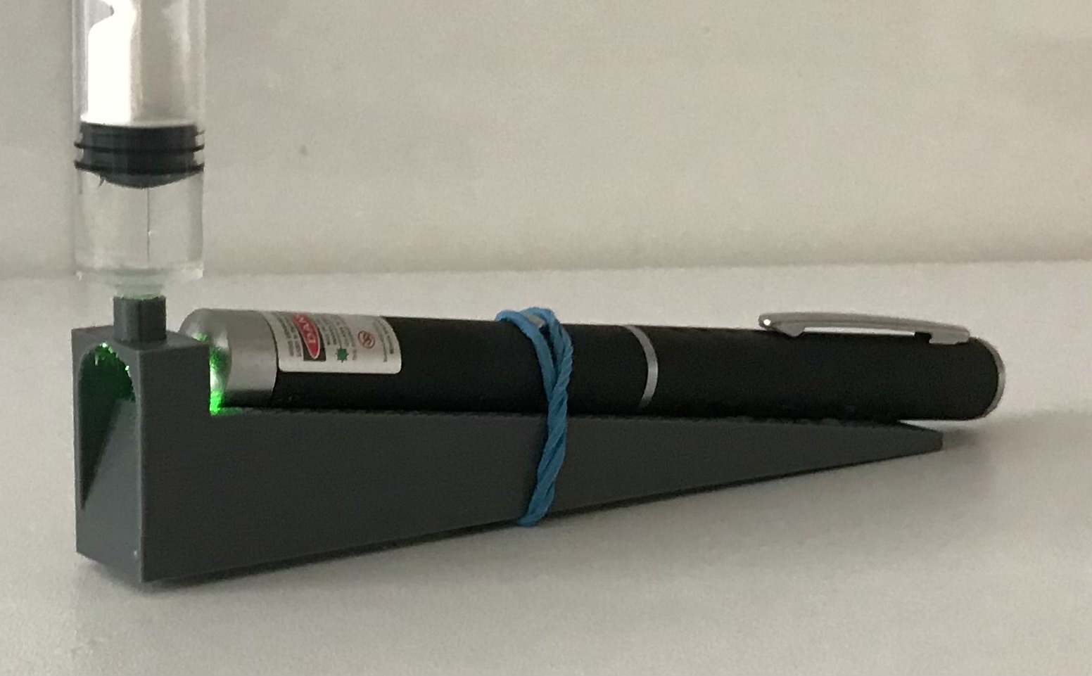 Laser projection microscope holder / Soporte para microscopio de proyección láser by J. Angel ...