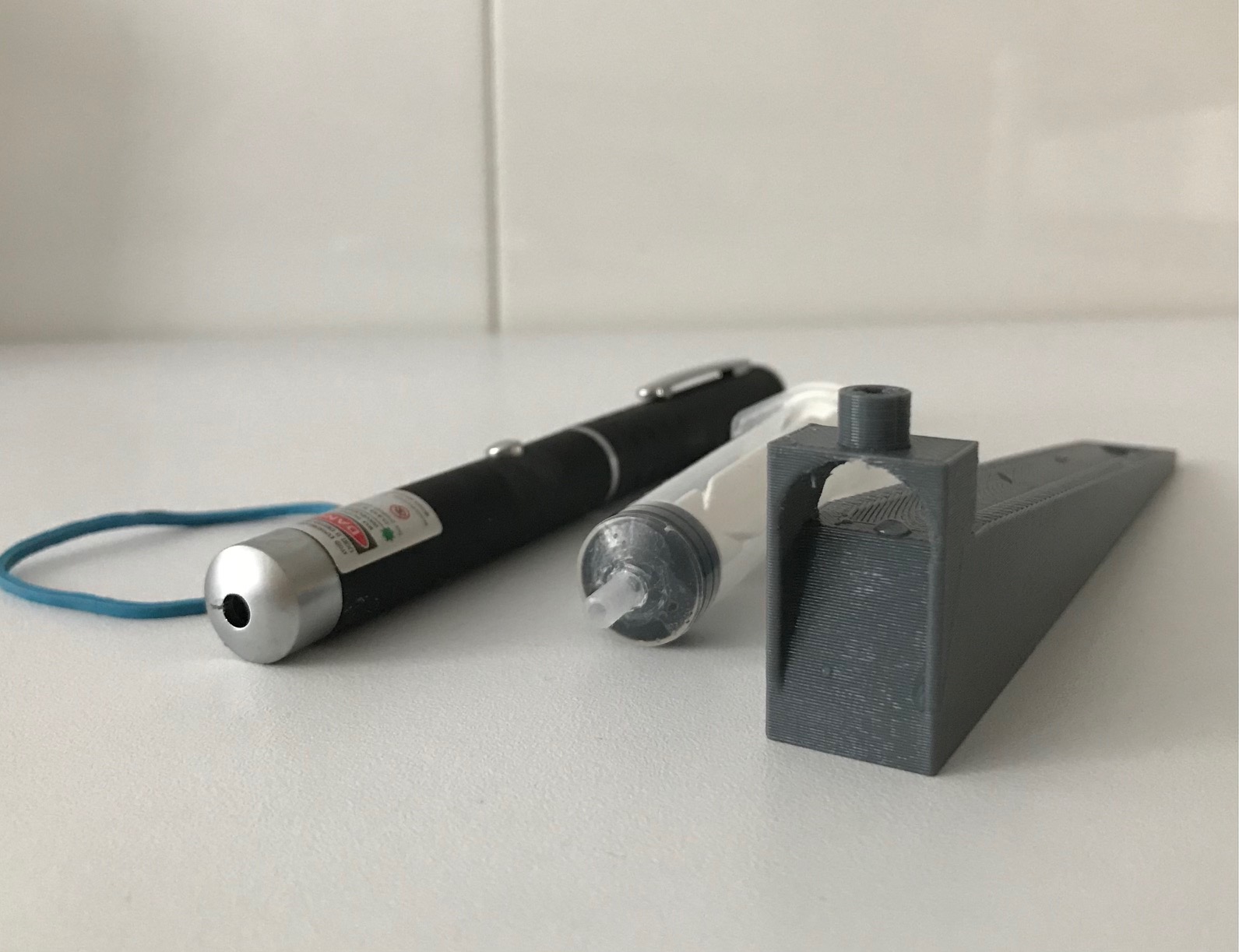 Laser projection microscope holder / Soporte para microscopio de proyección láser by J. Angel ...