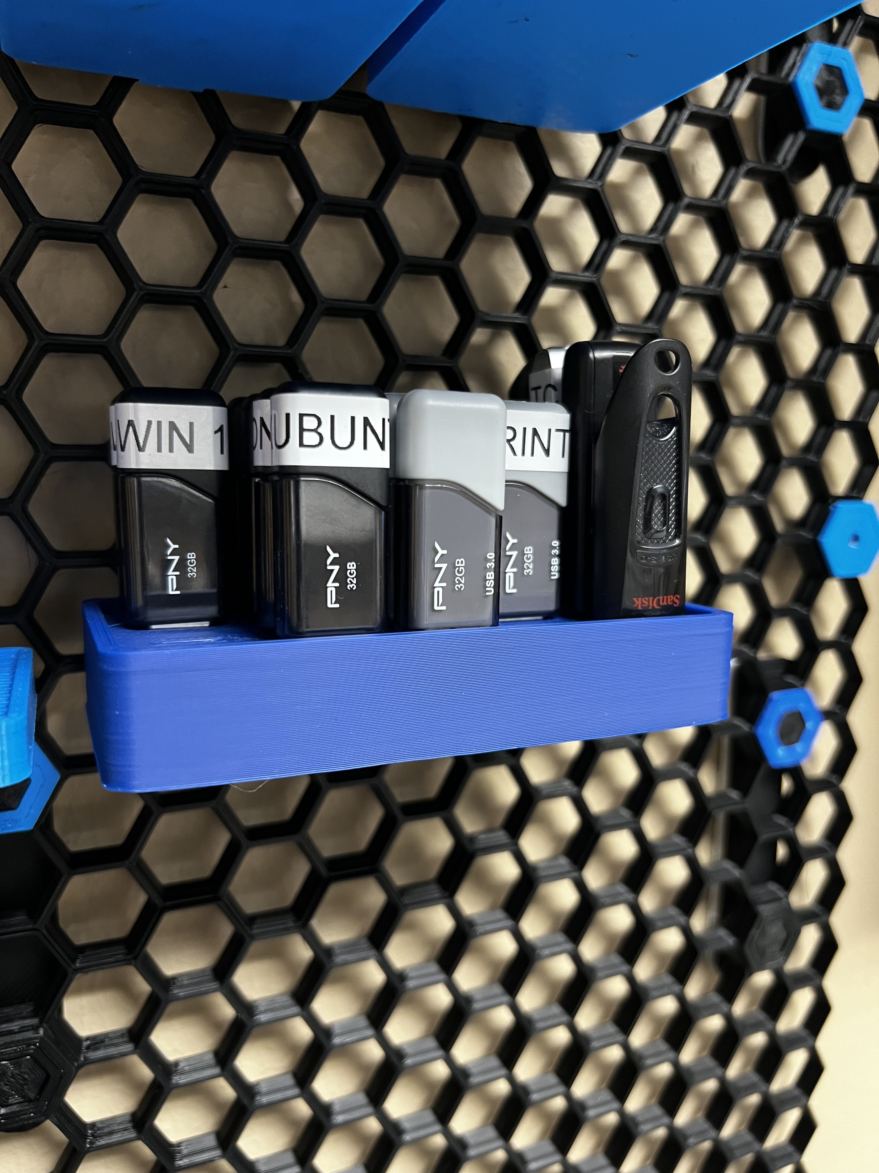 HSW Bulk USB Holder by Omar Bakhsh | Download free STL model ...