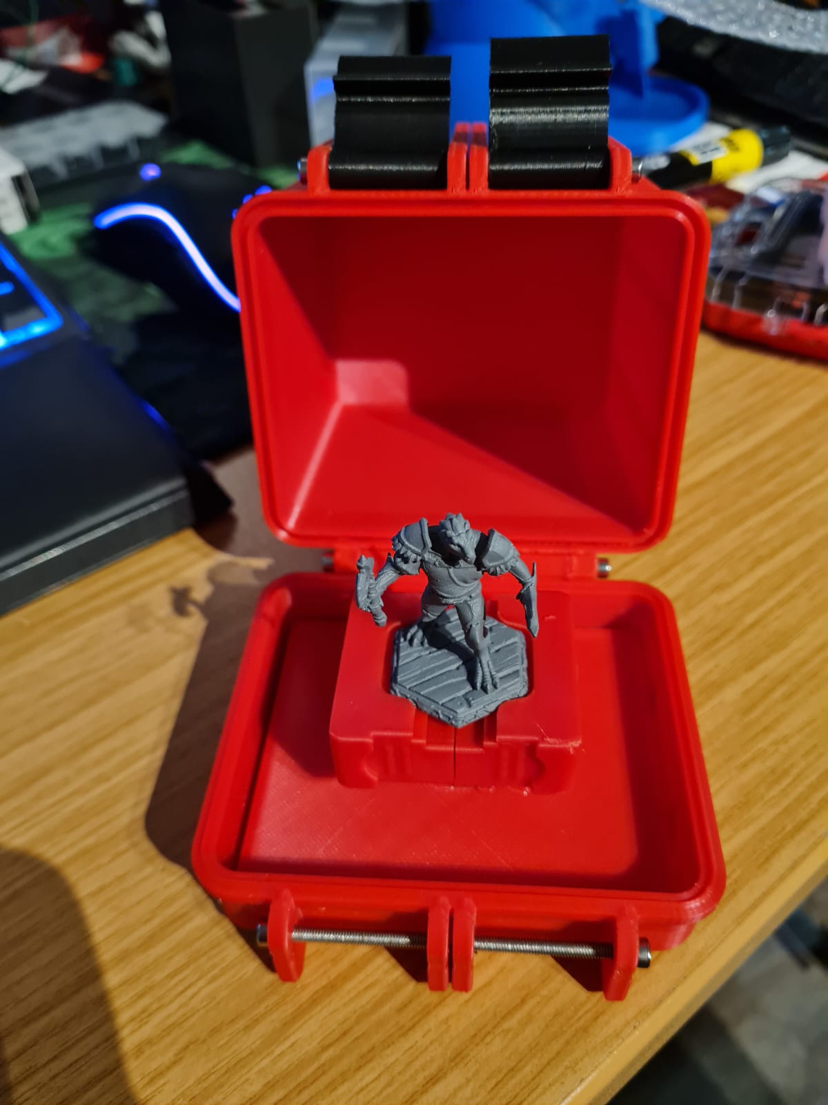 Rugged Transport box for DnD/Warhammer Figure by HeadY | Download free ...