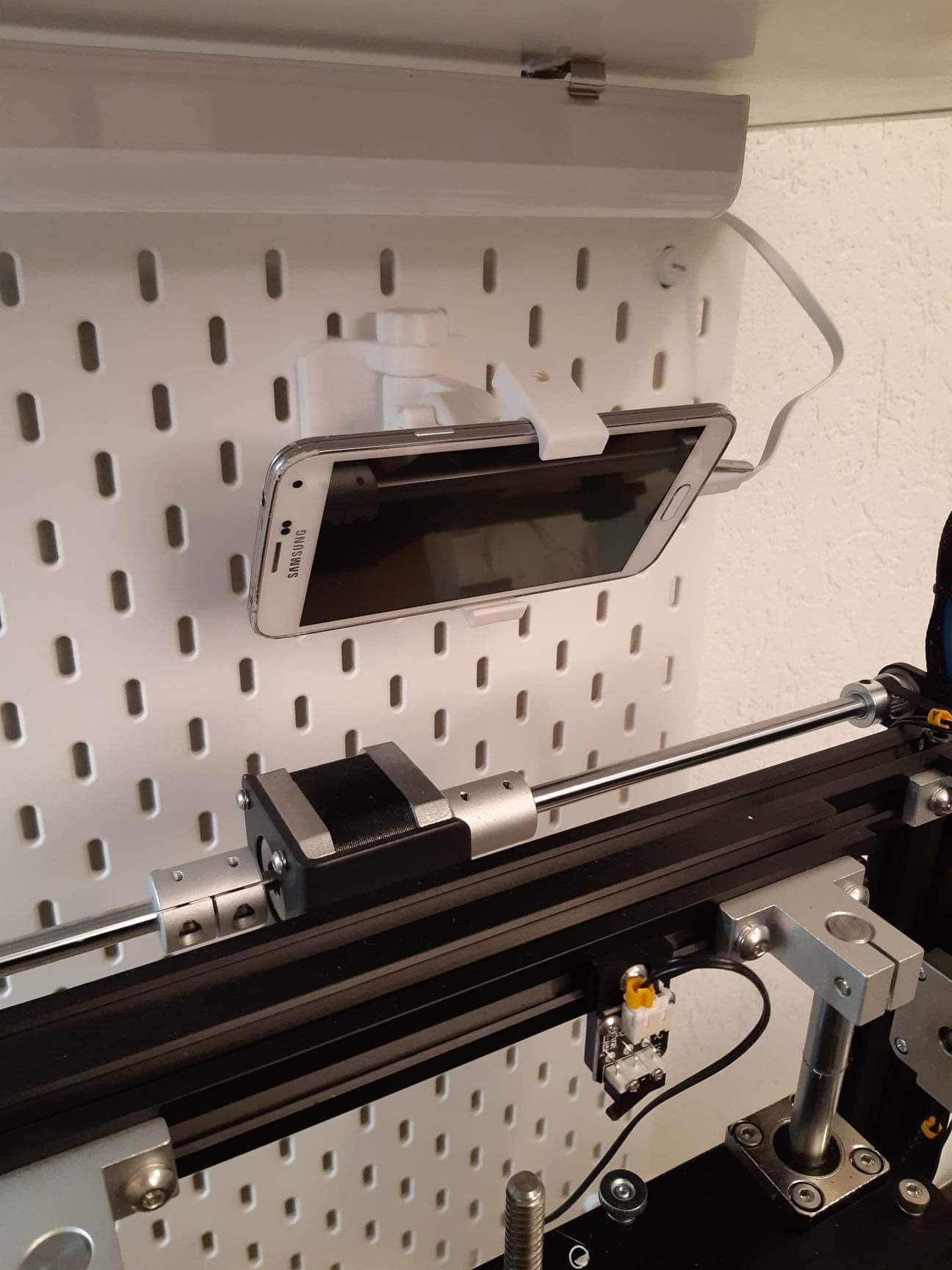 Adjustable Skadis phone mount by Pixelwhiz | Download free STL model ...