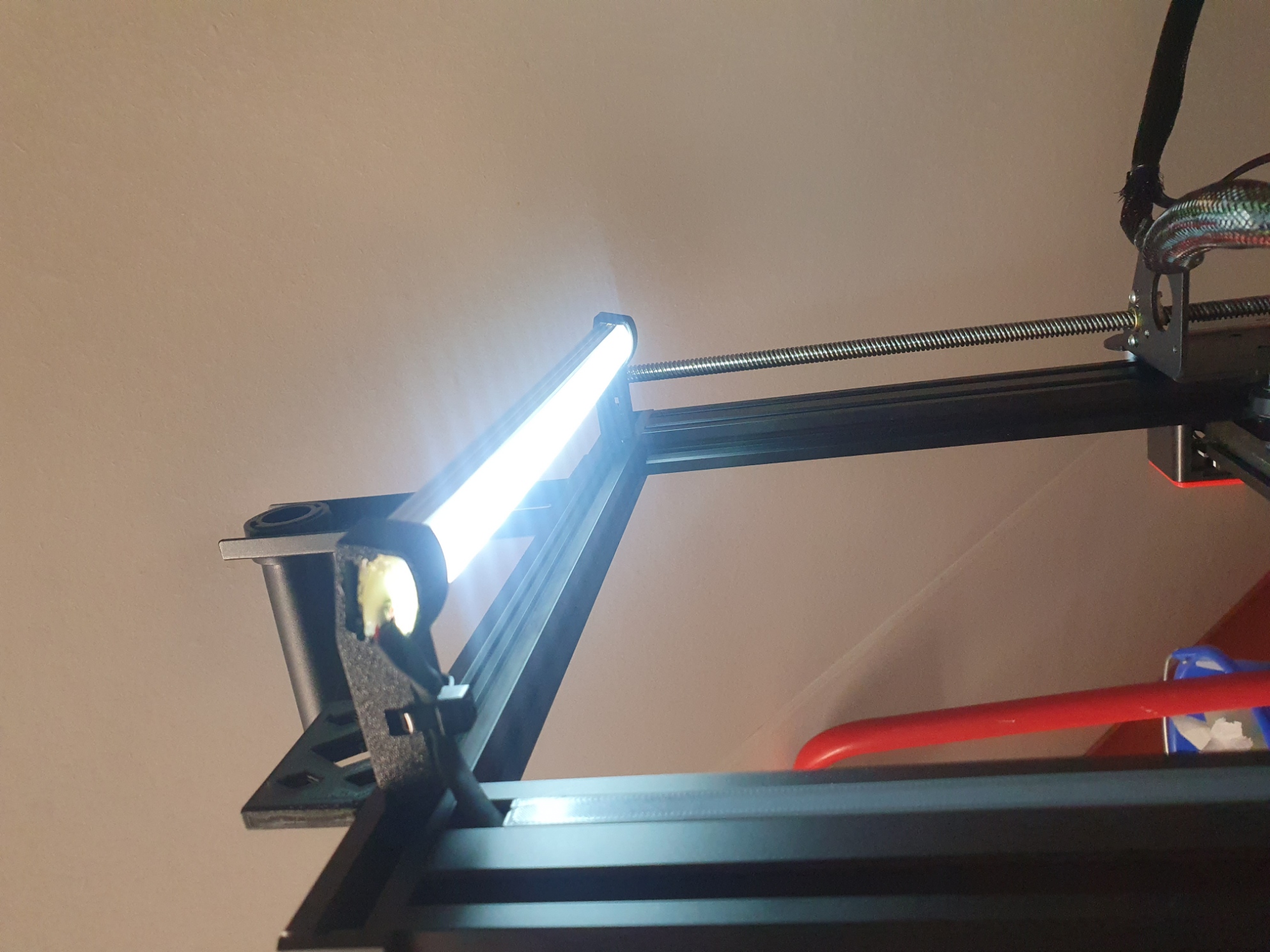 Ender 3 v2 LED strip von Tom_3D | Kostenloses STL-Modell herunterladen ...