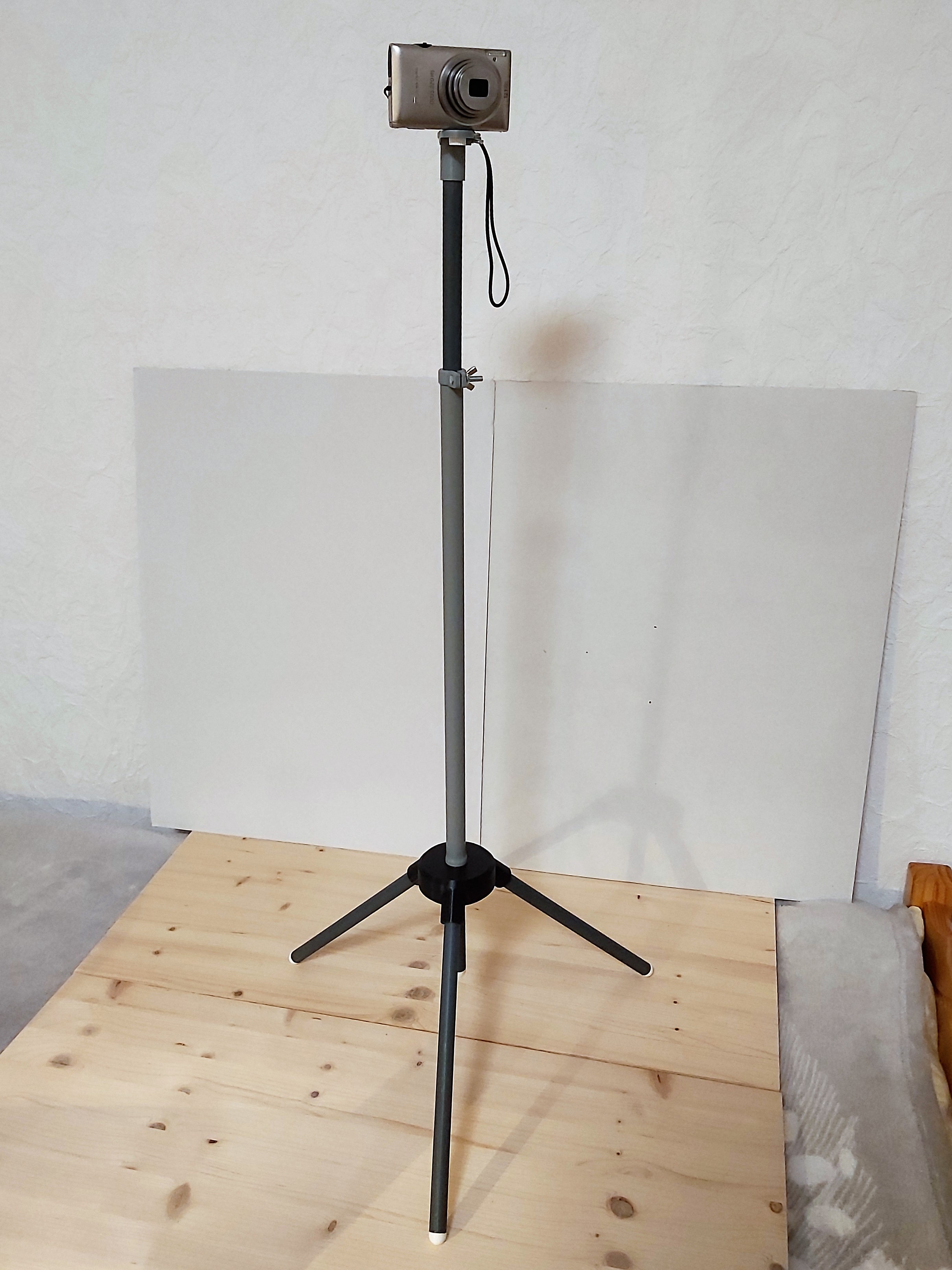 Slim, lightweight tripod for small digital cameras by gskollnau ...