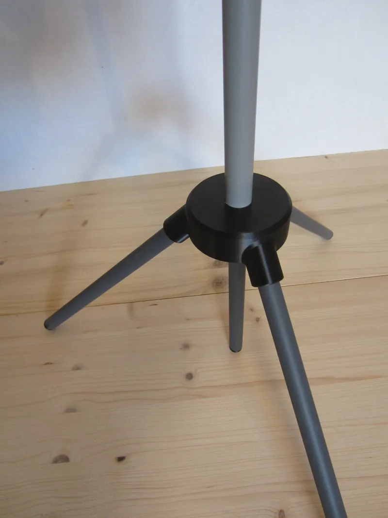 Slim, lightweight tripod for small digital cameras by gskollnau ...