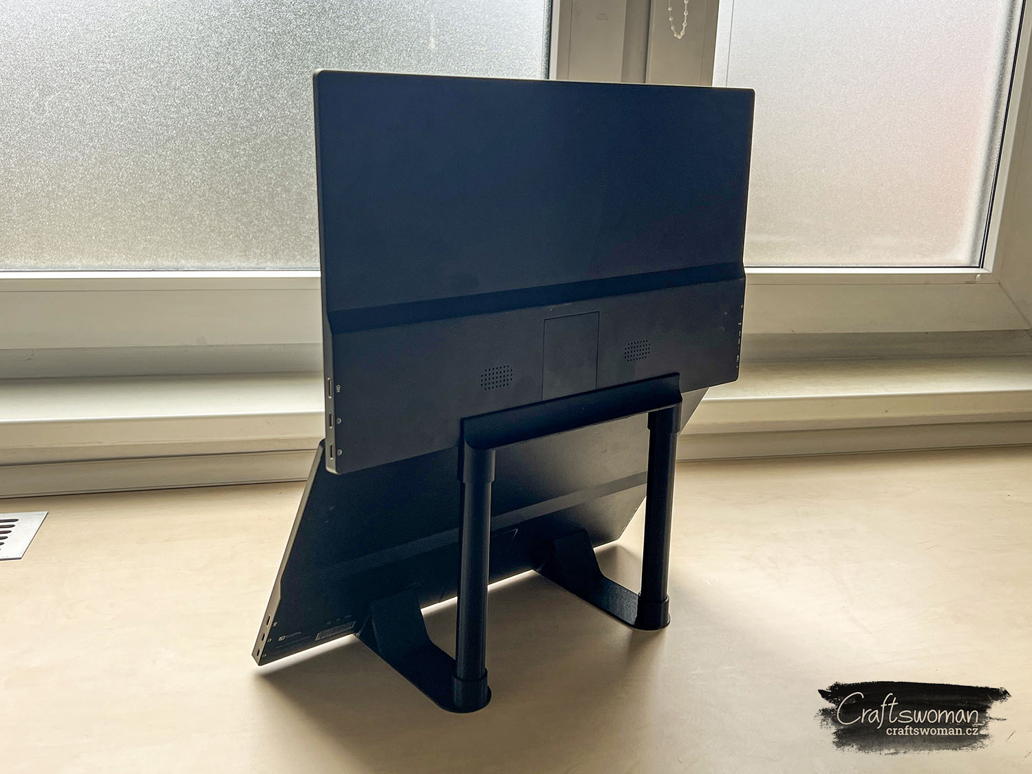 Stand for two external portable monitors [Stojan na dva externí ...