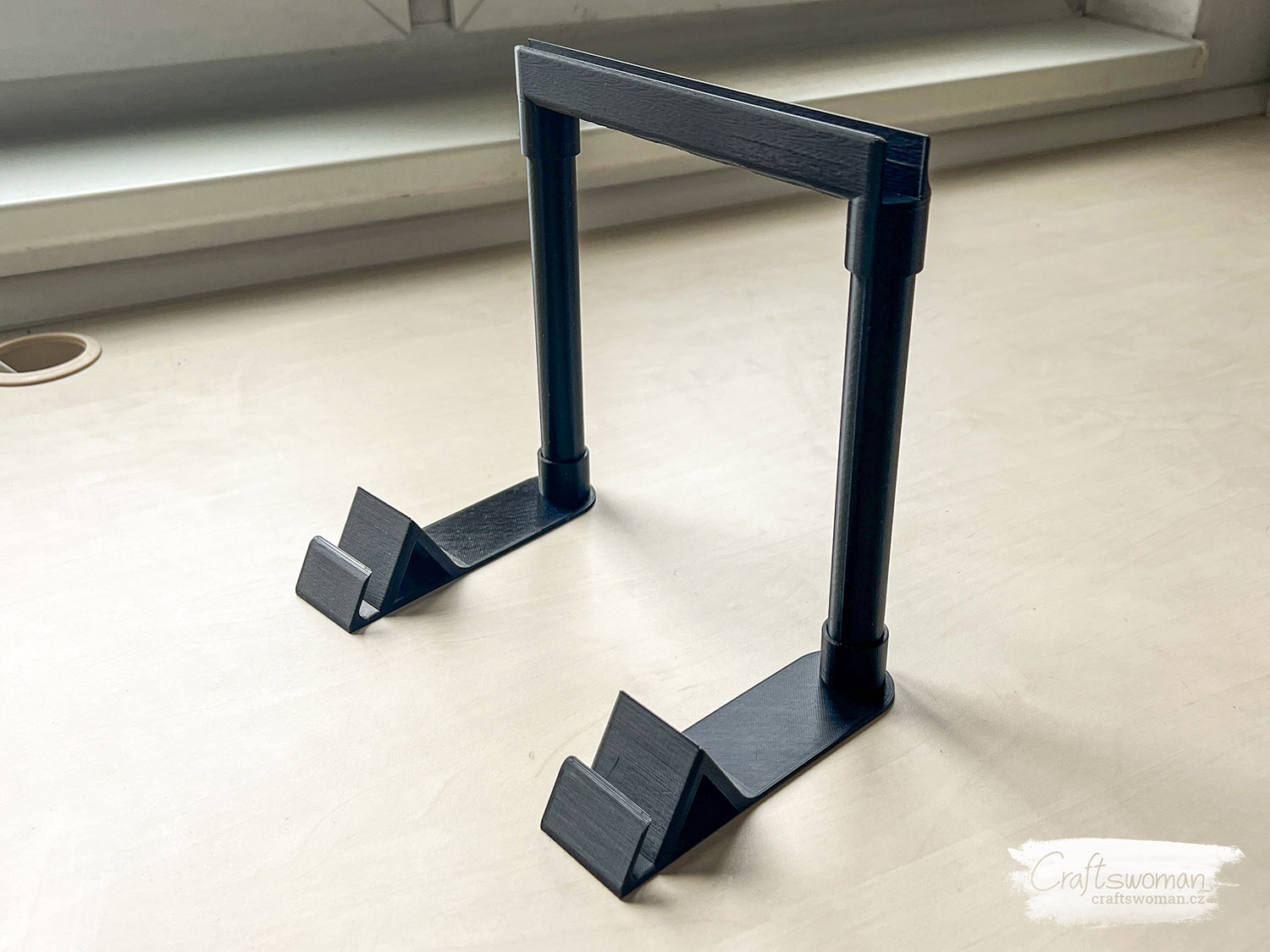 Stand for two external portable monitors [Stojan na dva externí ...