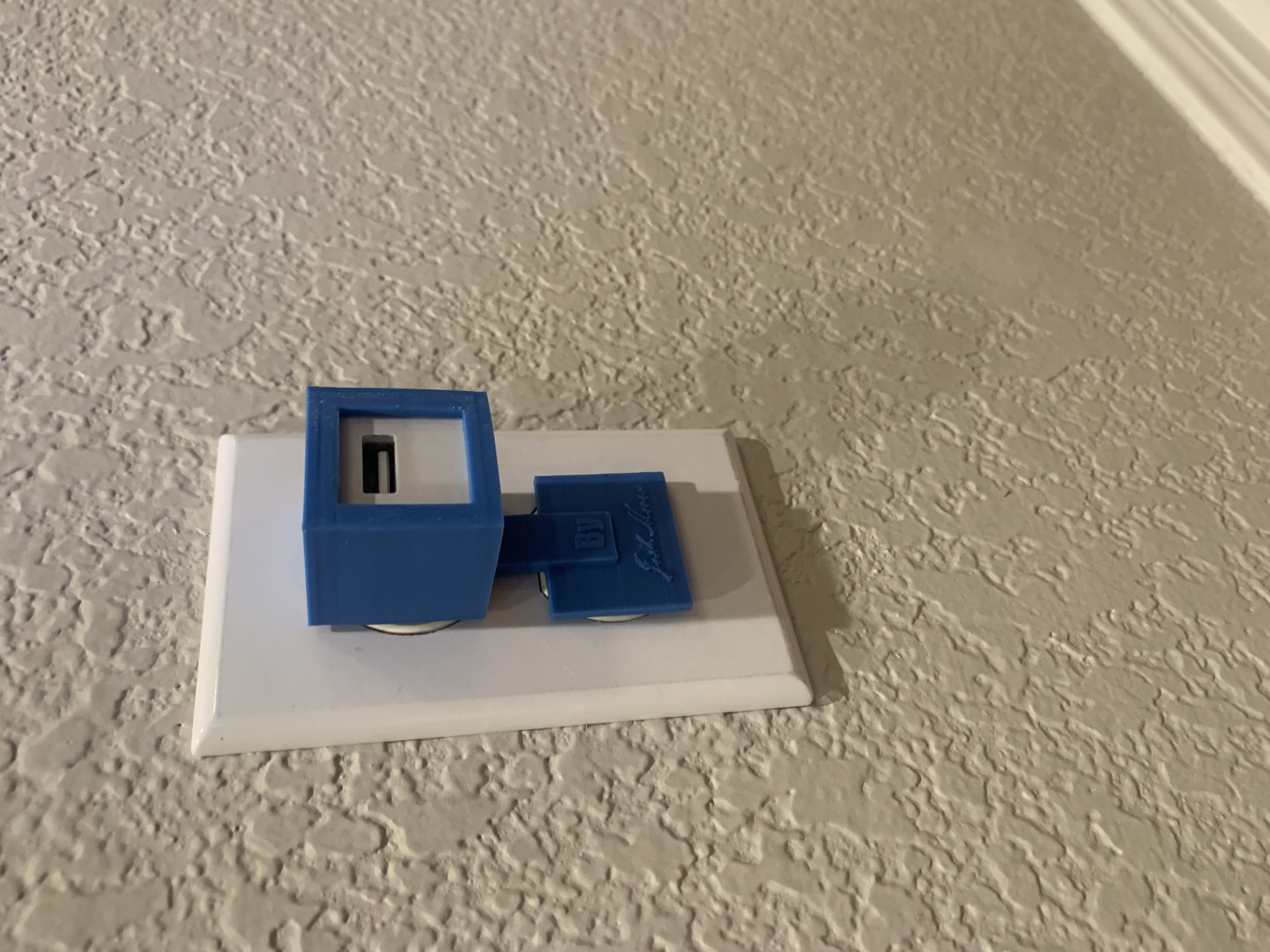 Outlet Securer by Joshua Moore | Download free STL model | Printables.com