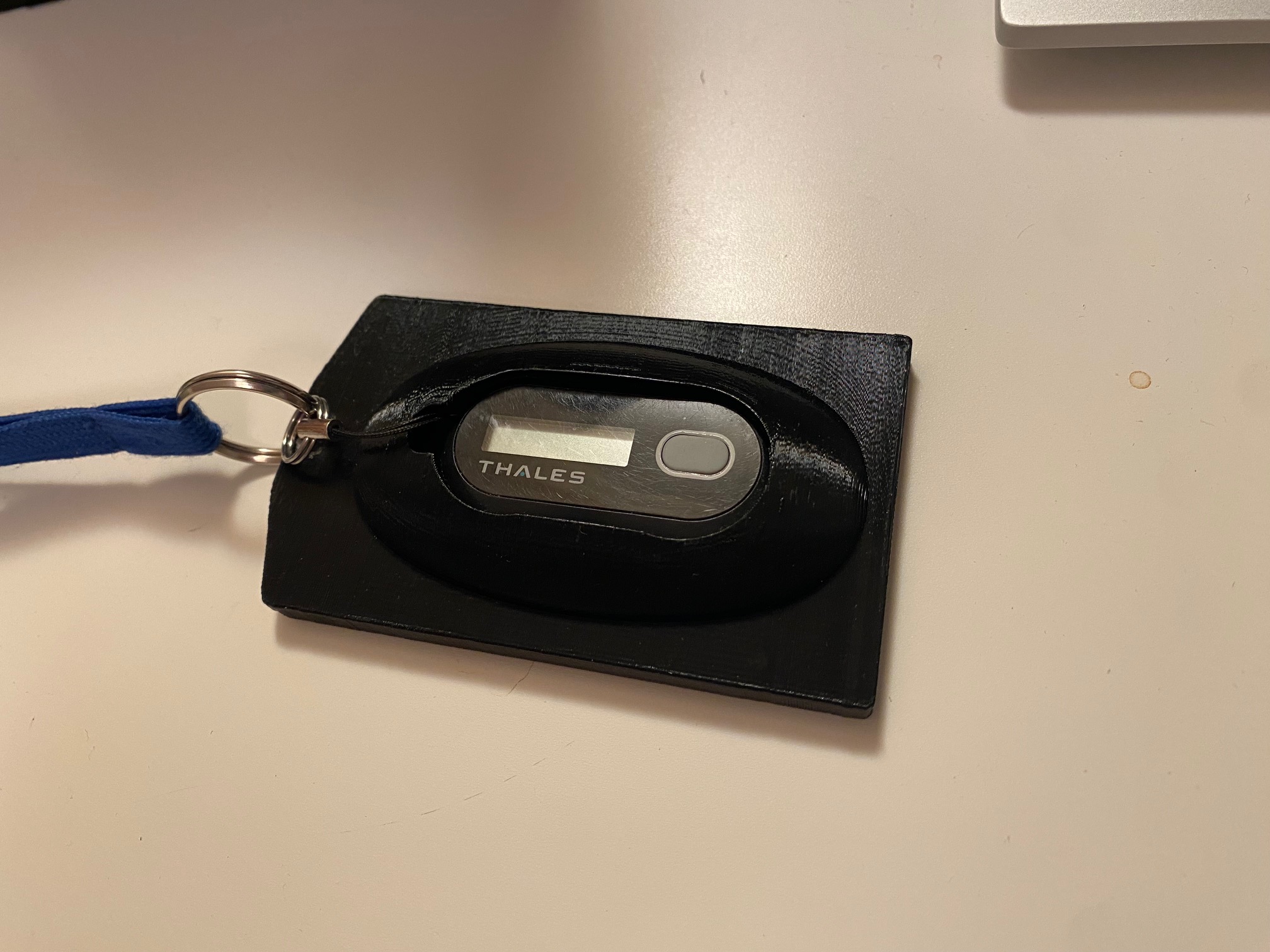 Badge and OTP token holder por floano | Descargar modelo STL gratuito ...