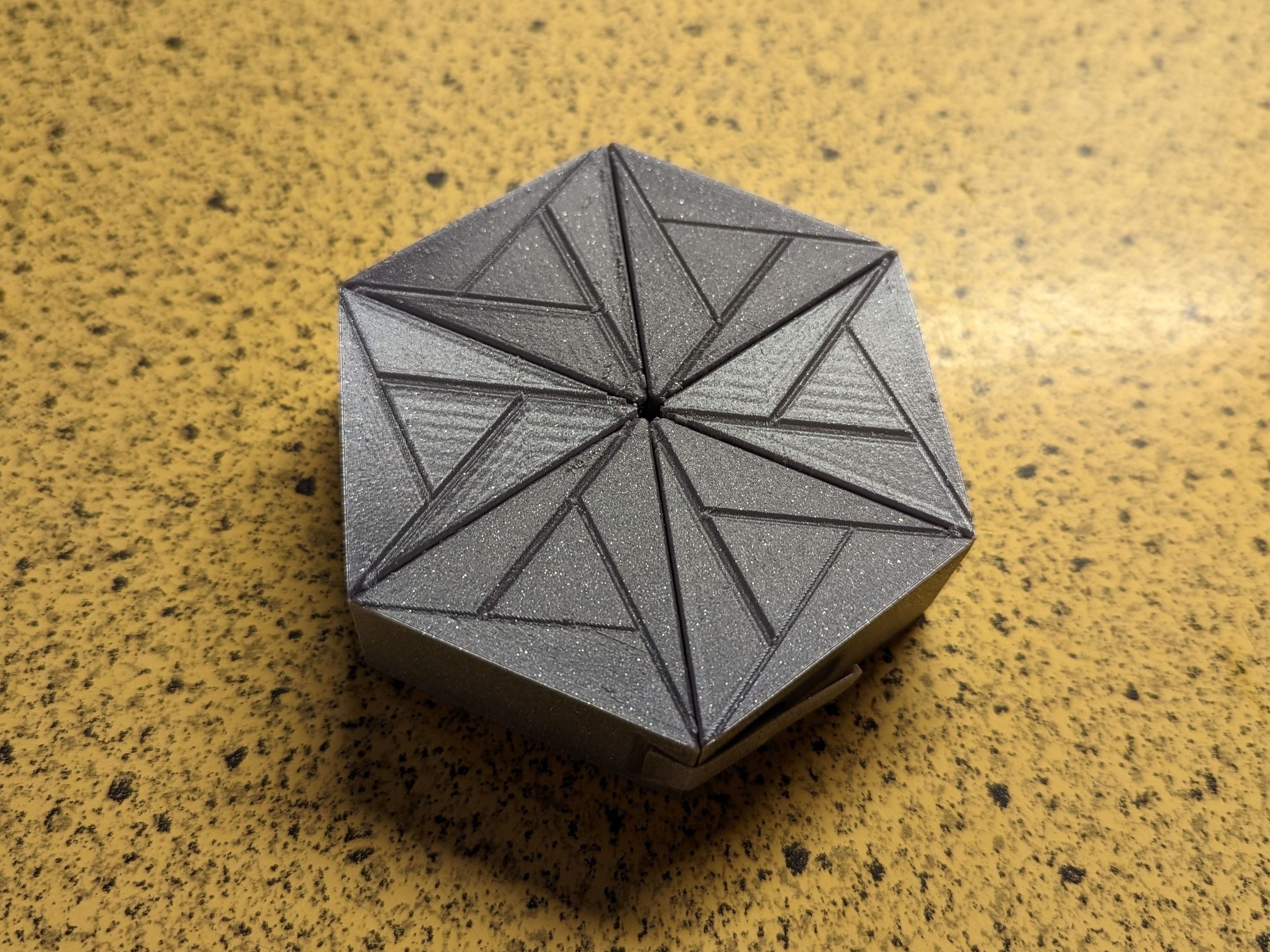 Roll-up Hex Dice Box without hinges! by Jamehz | Download free STL ...