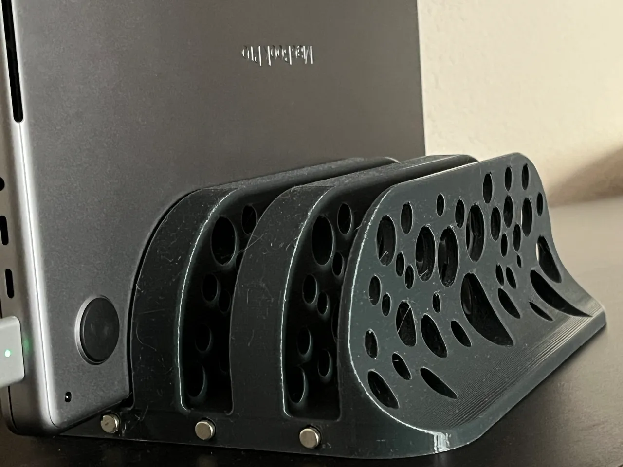 Vertical laptop stand by misan | Download free STL model | Printables.com