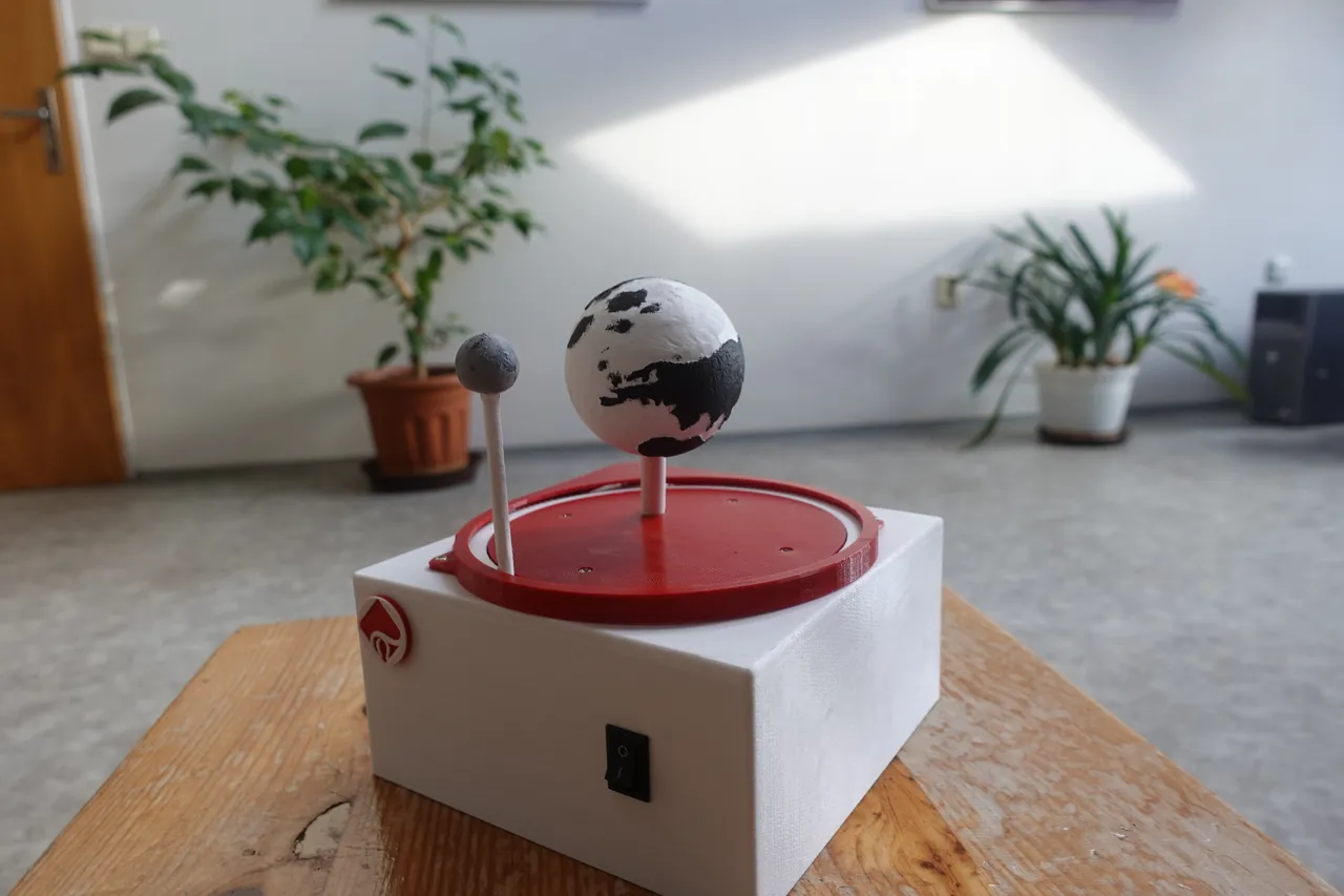 Moving model of earth and moon by Matěj | Download free STL model ...