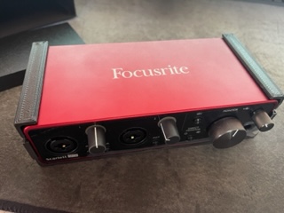 Focusrite Scarlett 2i2 caja y soporte by Daniel | Download free STL ...